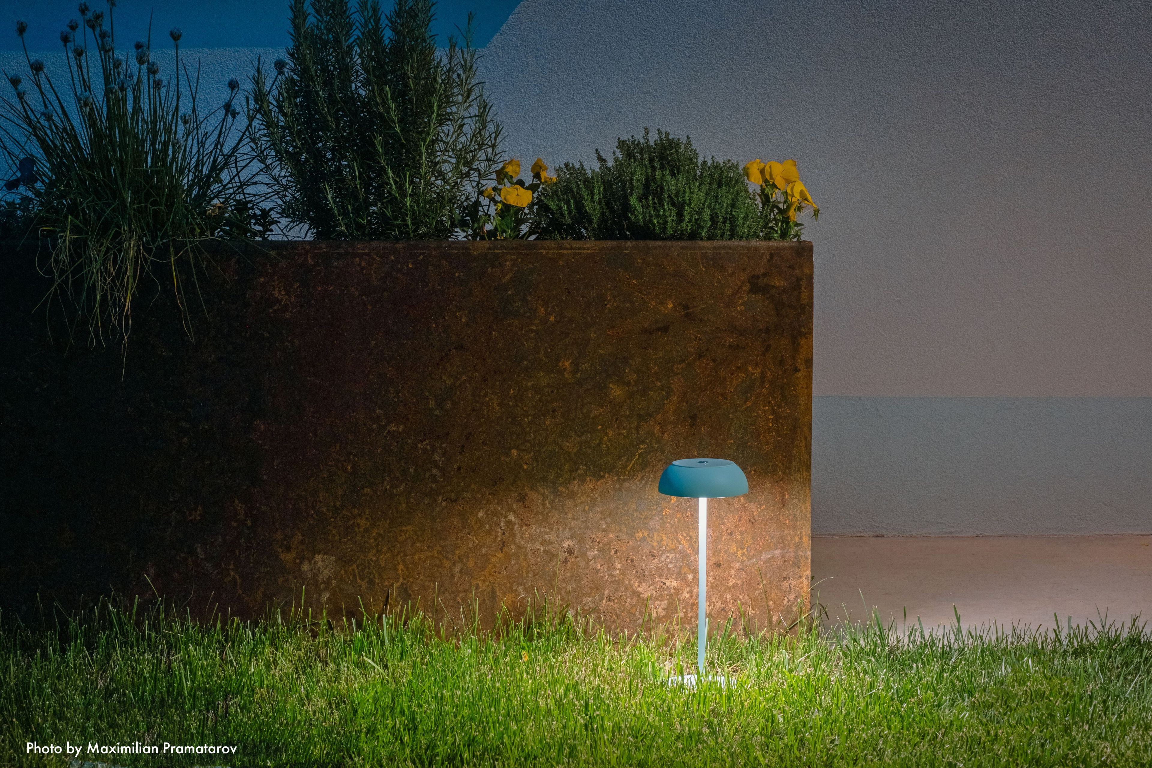 FLOAT Multifunctional portable table lamp By AXOLIGHT | design Mario ...