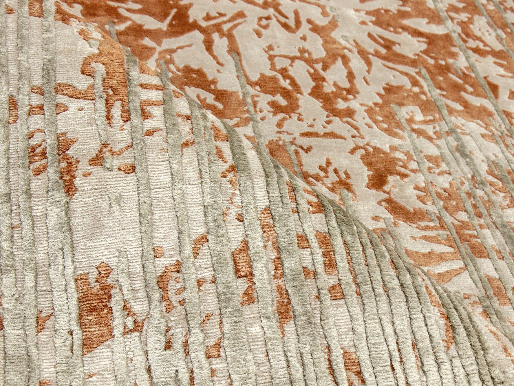 AZALÉE CAJUN Rectangular handmade silk rug By Edition Bougainville