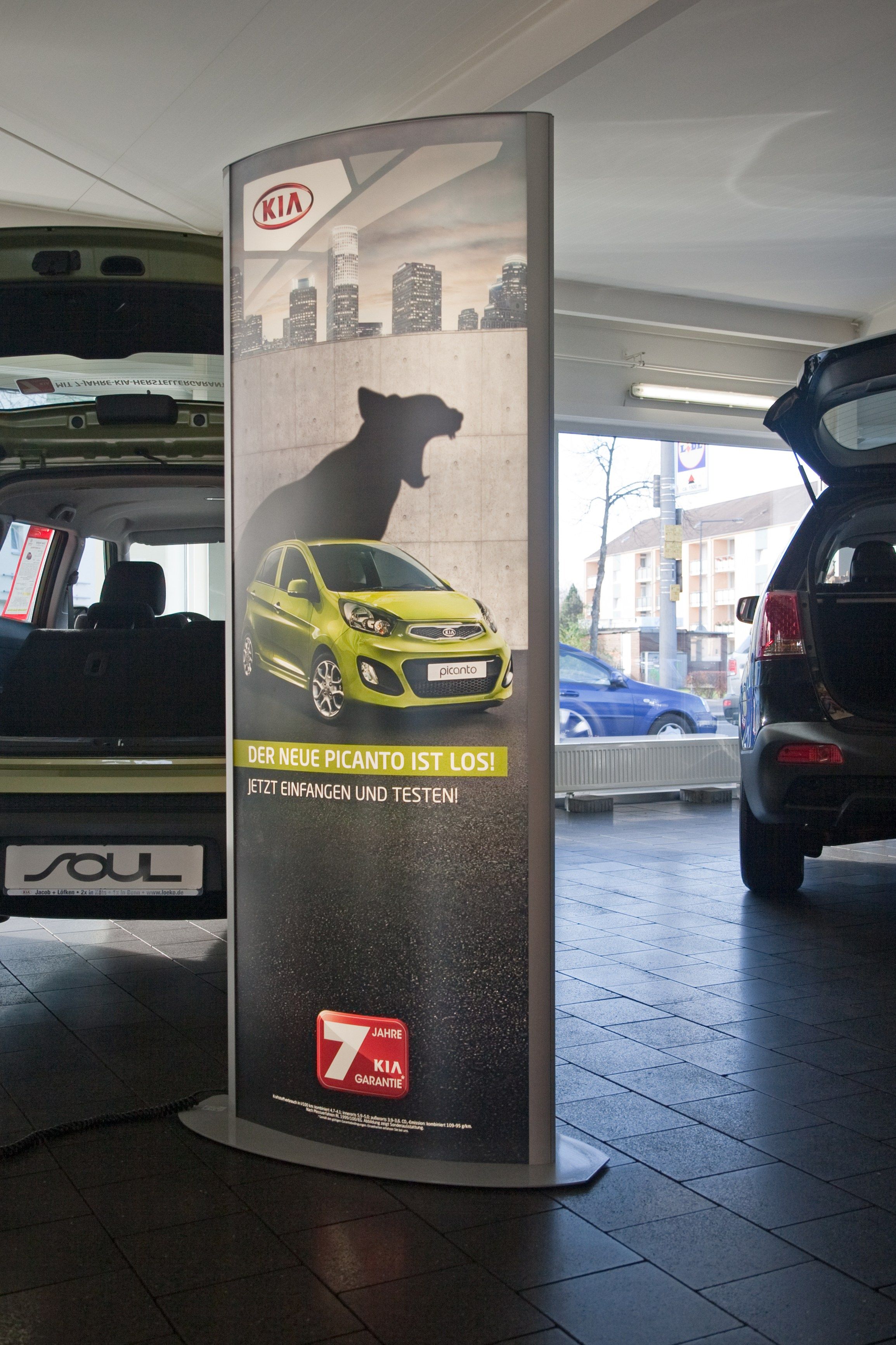 Tótem publicitario con luces integradas By STUDIO T