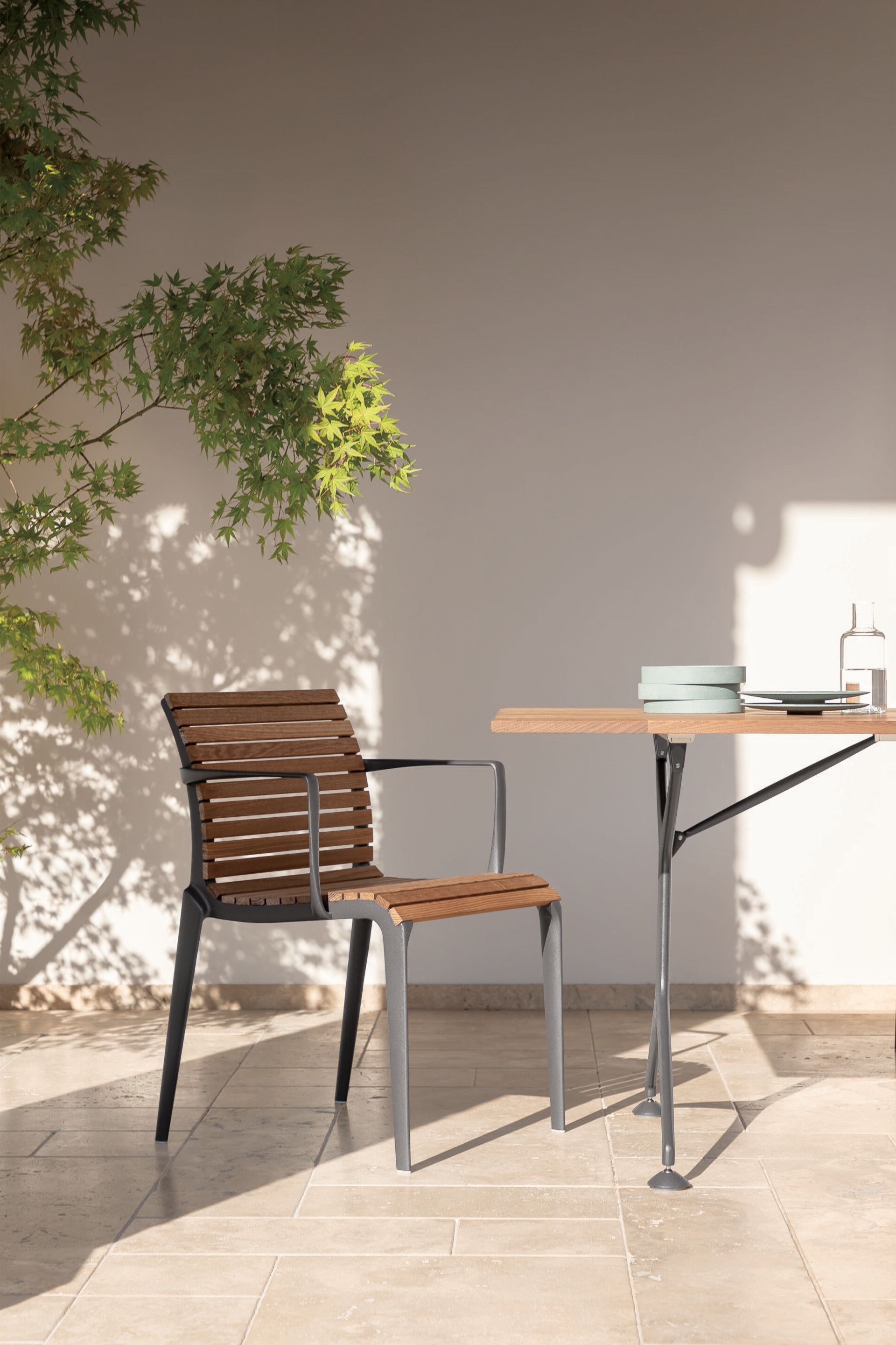 TECH WOOD - M21 Sedia impilabile in alluminio e legno con braccioli By ...