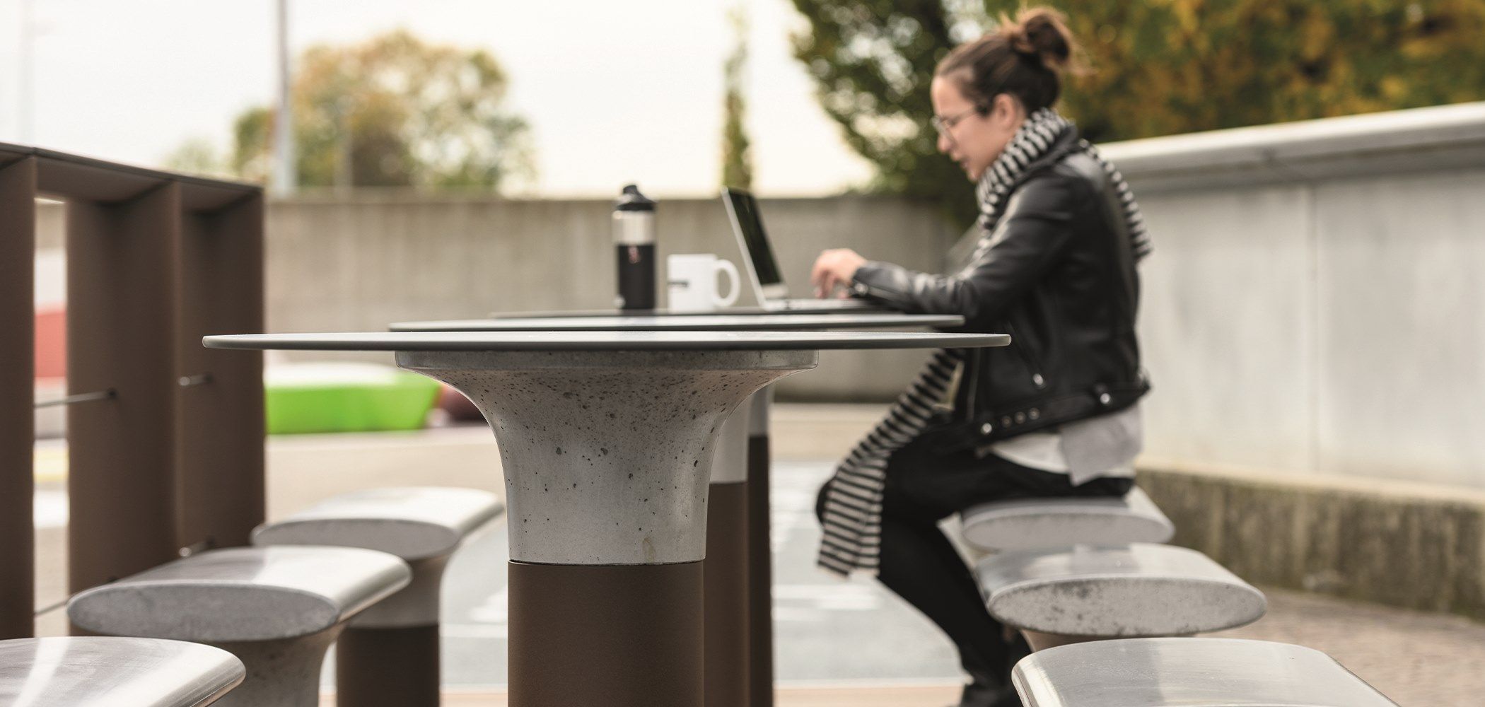 BAIA - PARKLET F Steel table for public areas with integrated seats By ...