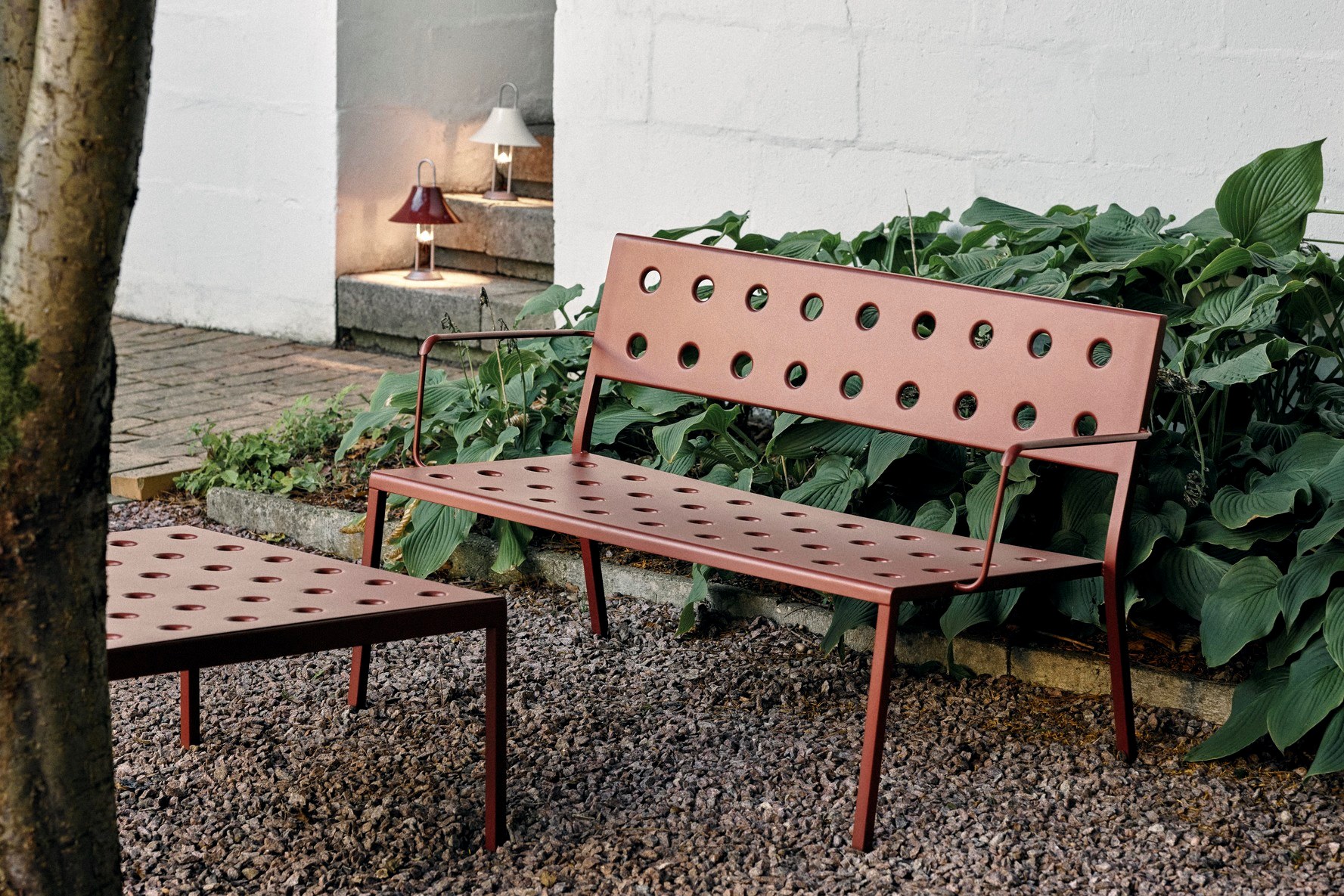 BALCONY Powder coated steel garden bench with armrests By Hay | design ...