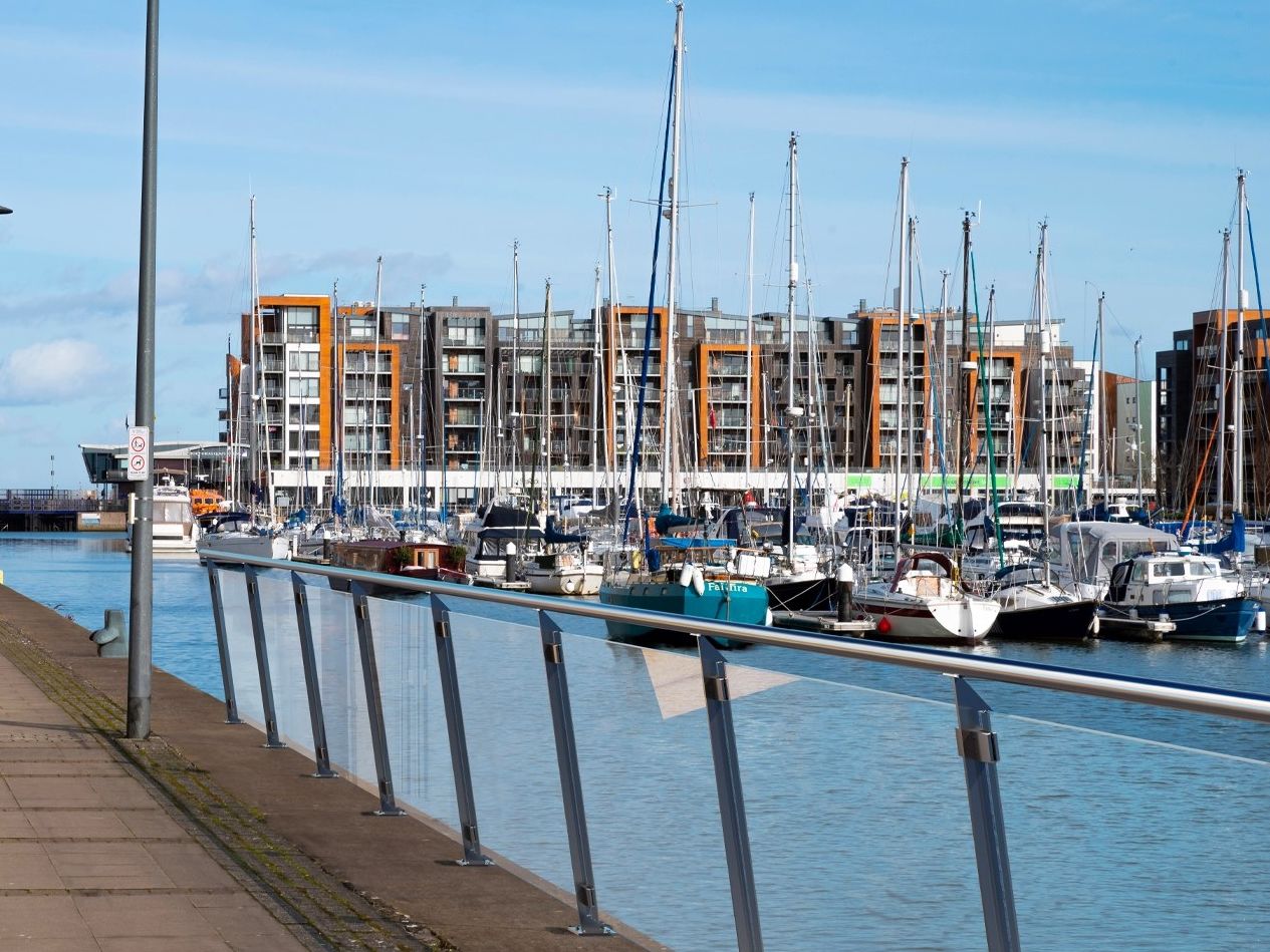 BAR AND GLASS BLADE Parapet By IAM DESIGN