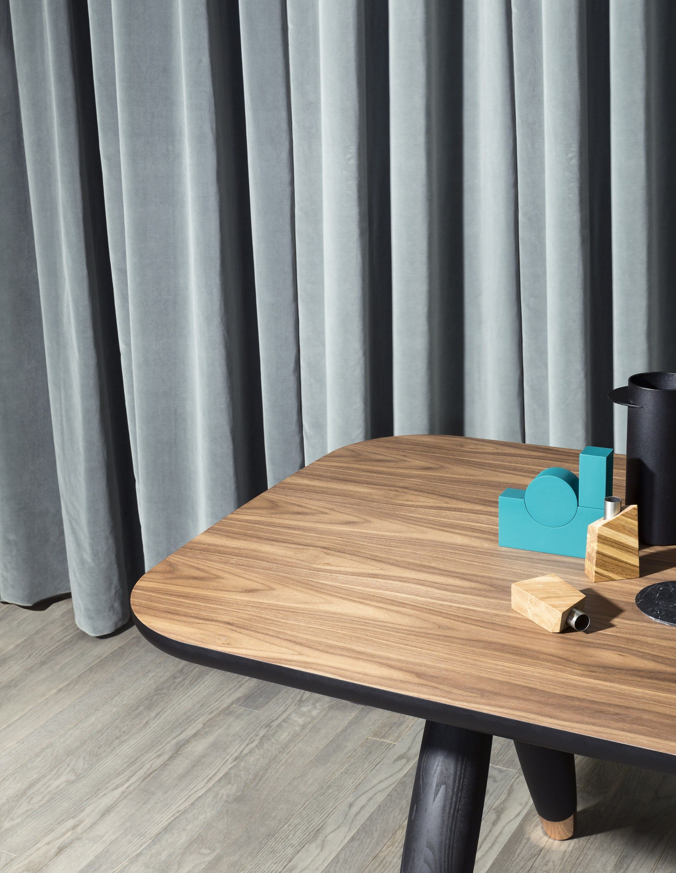 BASILIO 桌子 By Miniforms