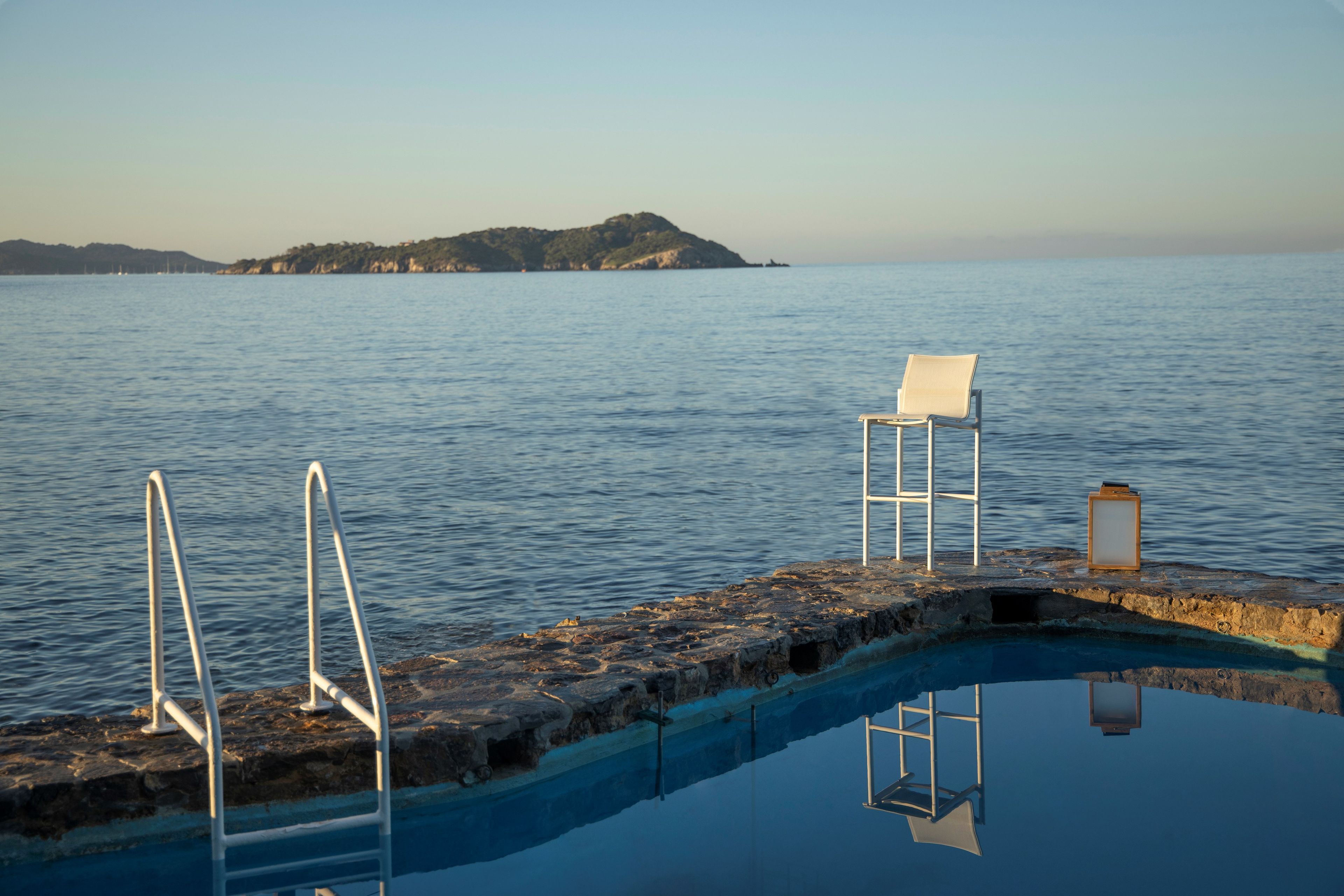 BASTINGAGE High aluminium stool with back By Les Jardins® | design ...