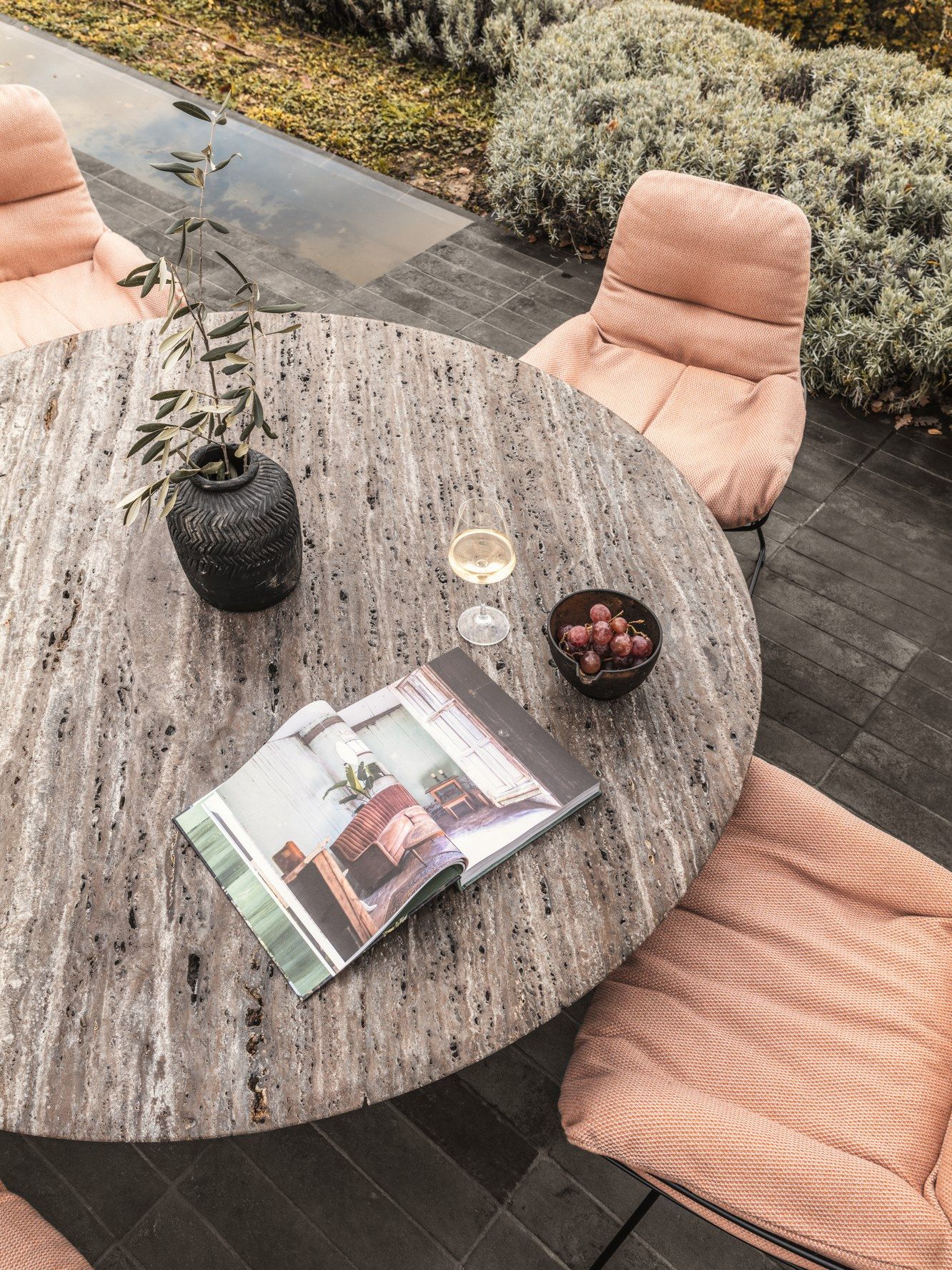 BC 07 BASKET OUTDOOR | Round table By JANUA design Hoffmann Kahleyss