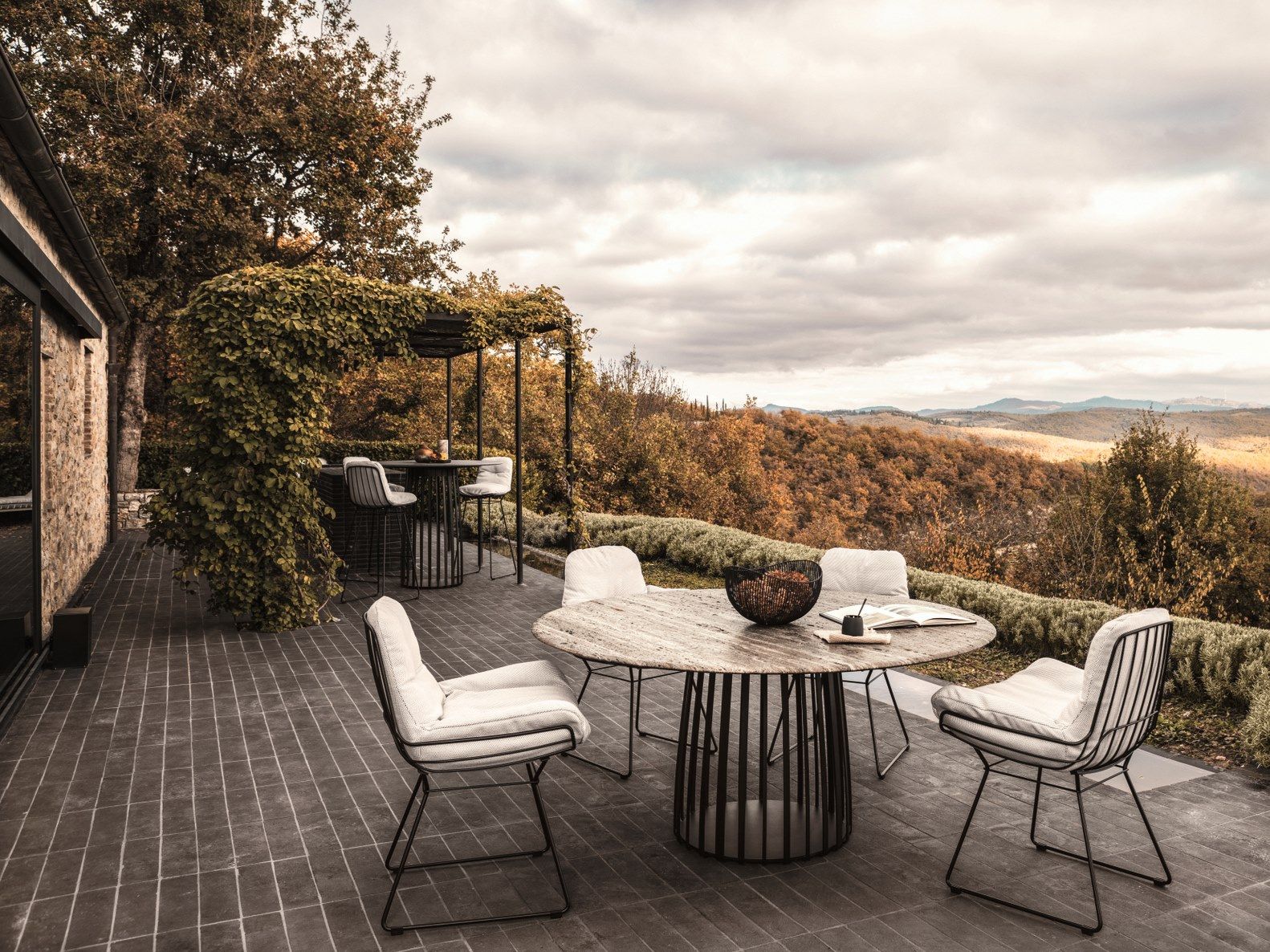 BC 07 BASKET OUTDOOR | Round table By JANUA design Hoffmann Kahleyss