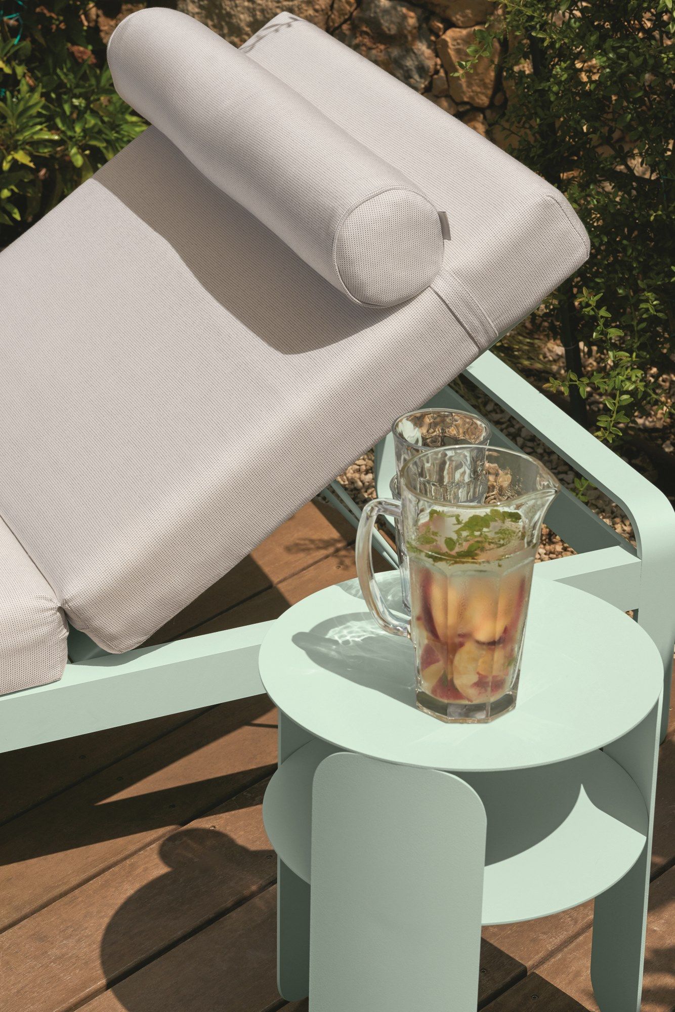 BEBOP Round aluminium garden side table with integrated magazine rack ...