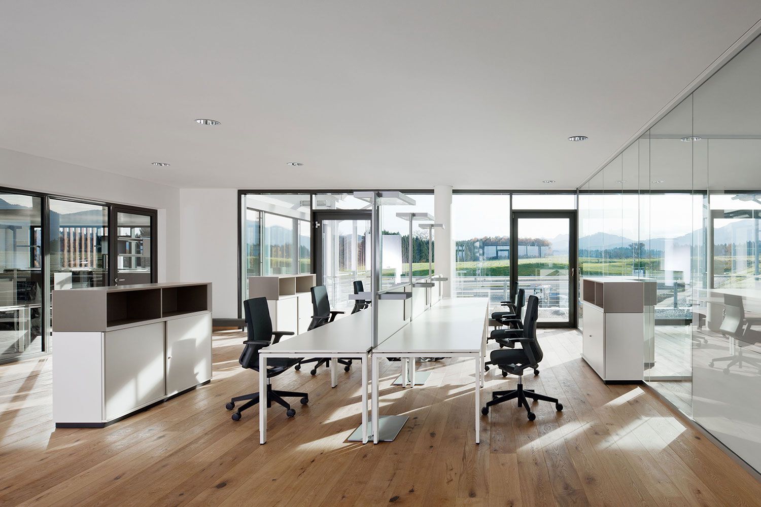 Scrivania multipla con sistema passacavi BASIC Workstation - BENE ...