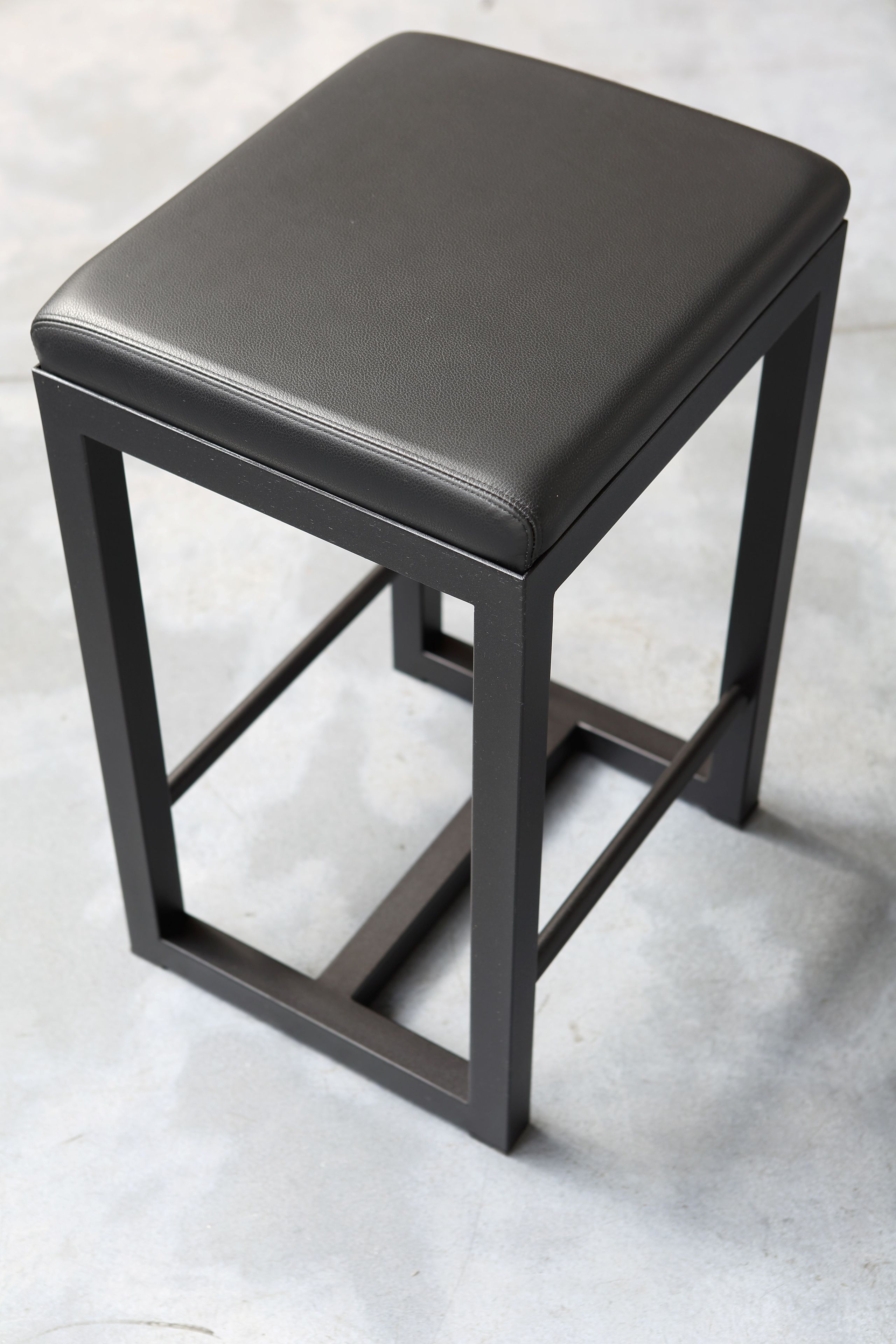 BIG BROTHER | Leather stool By Zeus design Maurizio Peregalli