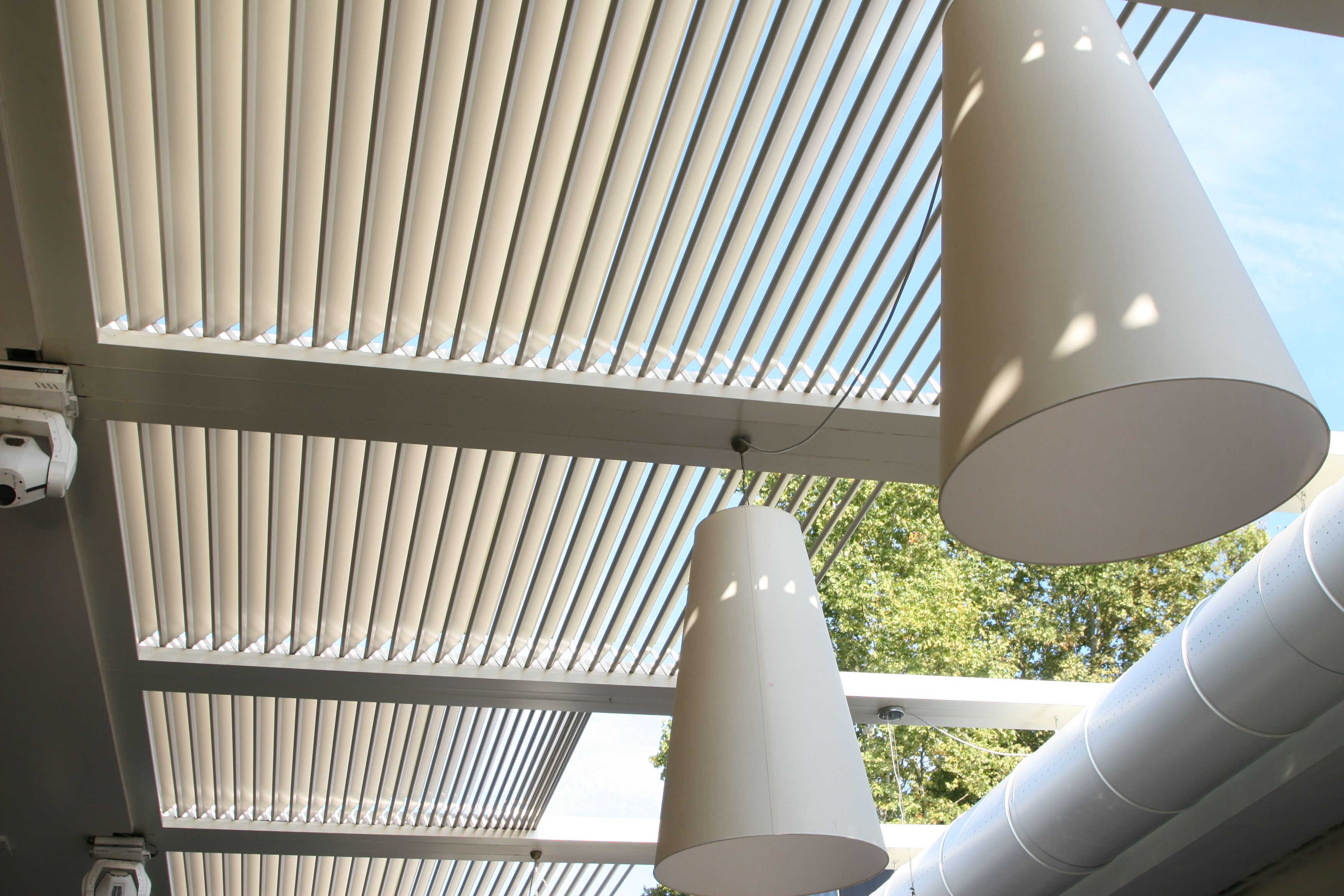 BLADE 180 | Wall-mounted pergola By STUDIO 66