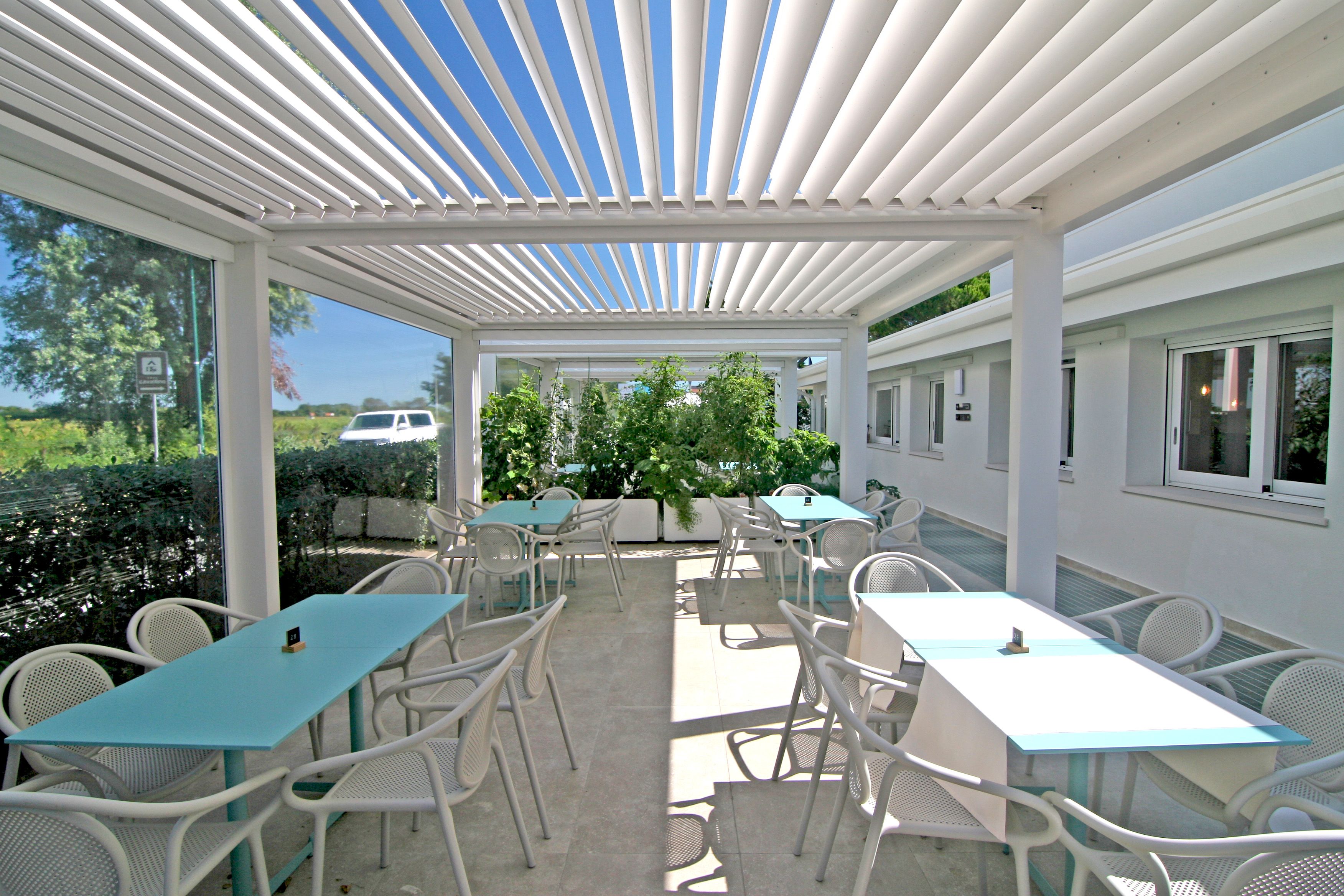 BLADE 180 | Wall-mounted pergola Wall-mounted aluminium pergola with ...