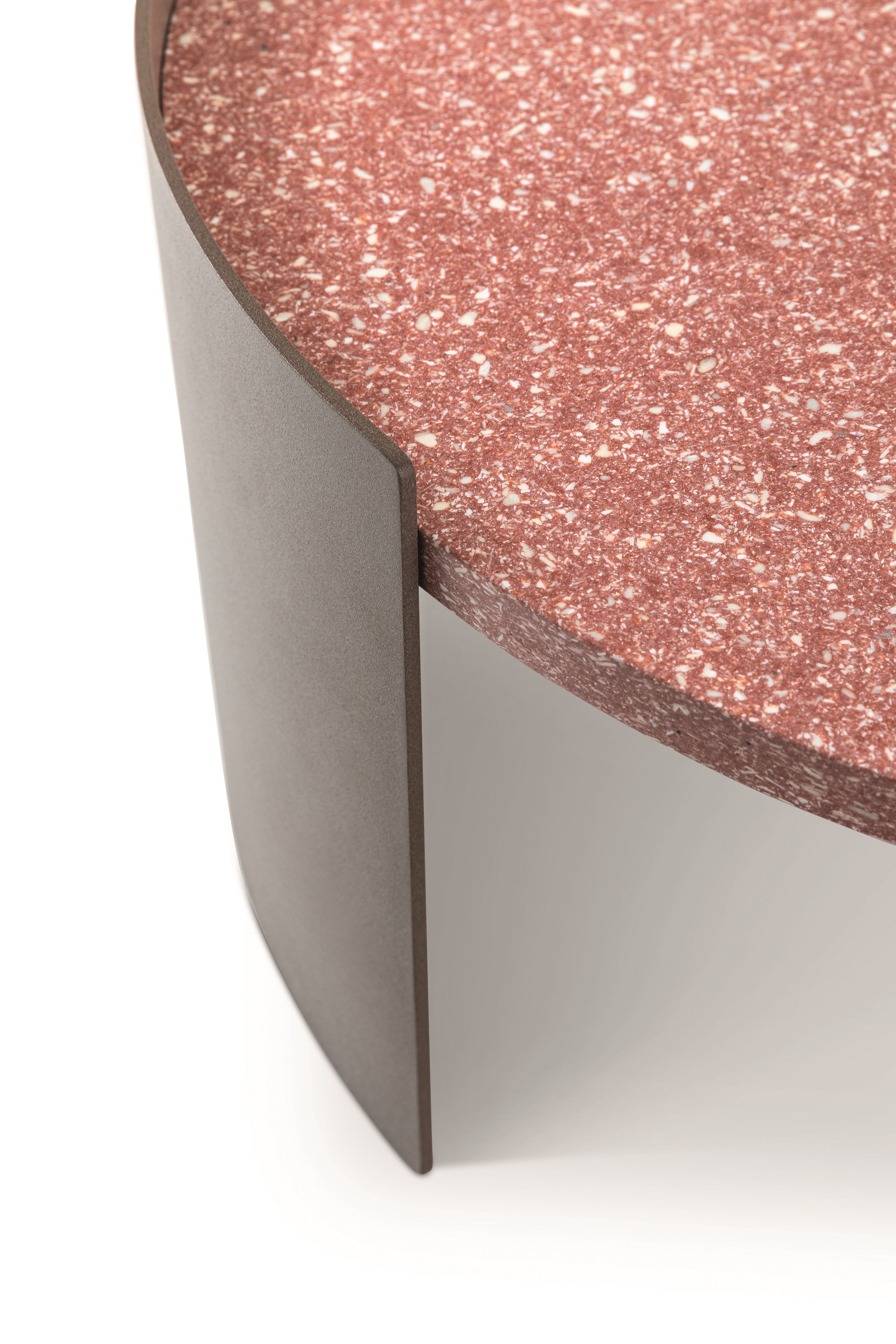 BOWY OUTDOOR Round plate garden side table By Cassina | design Patricia Urquiola