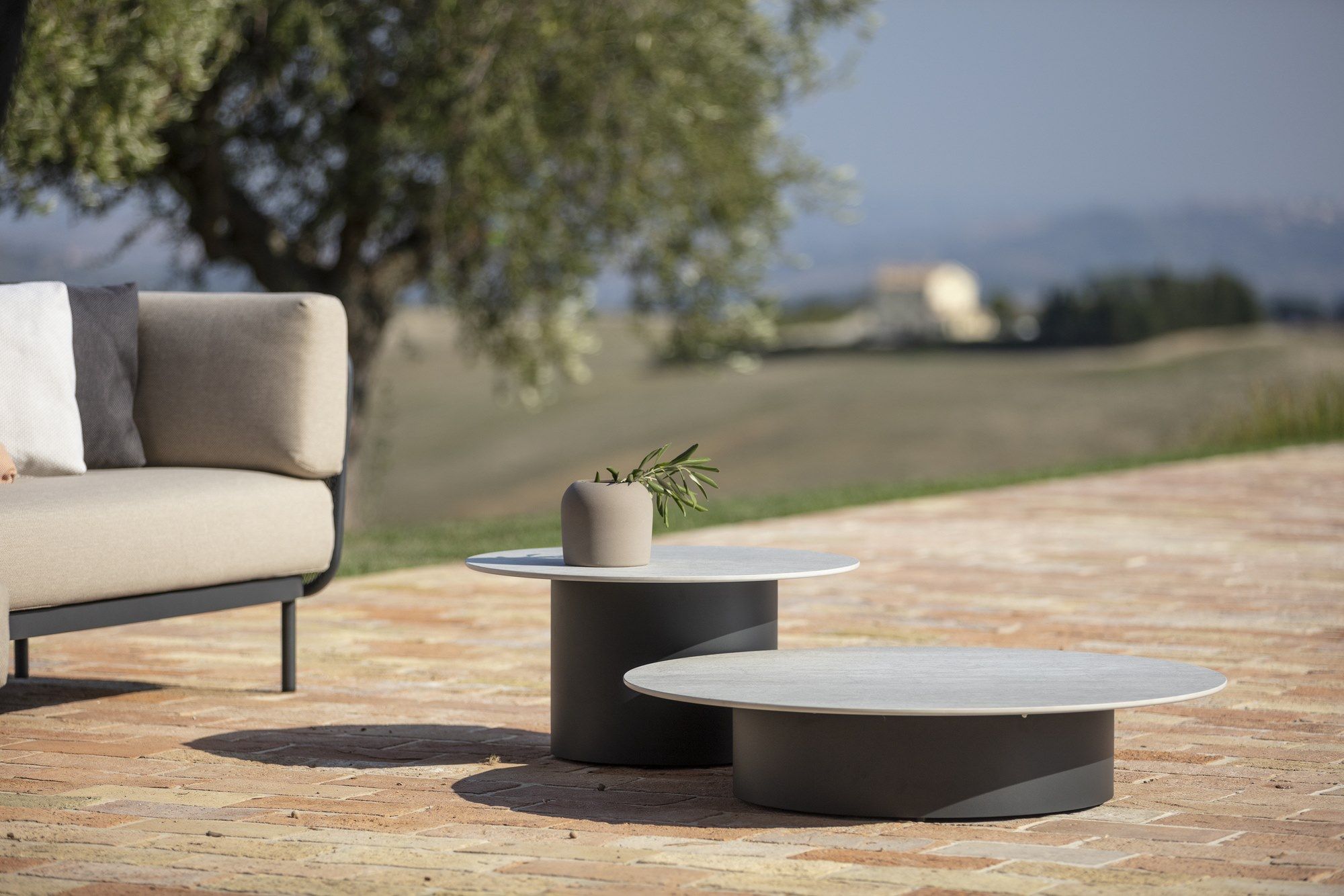 BRANTA Low round coffee table By Todus | design Studio Segers