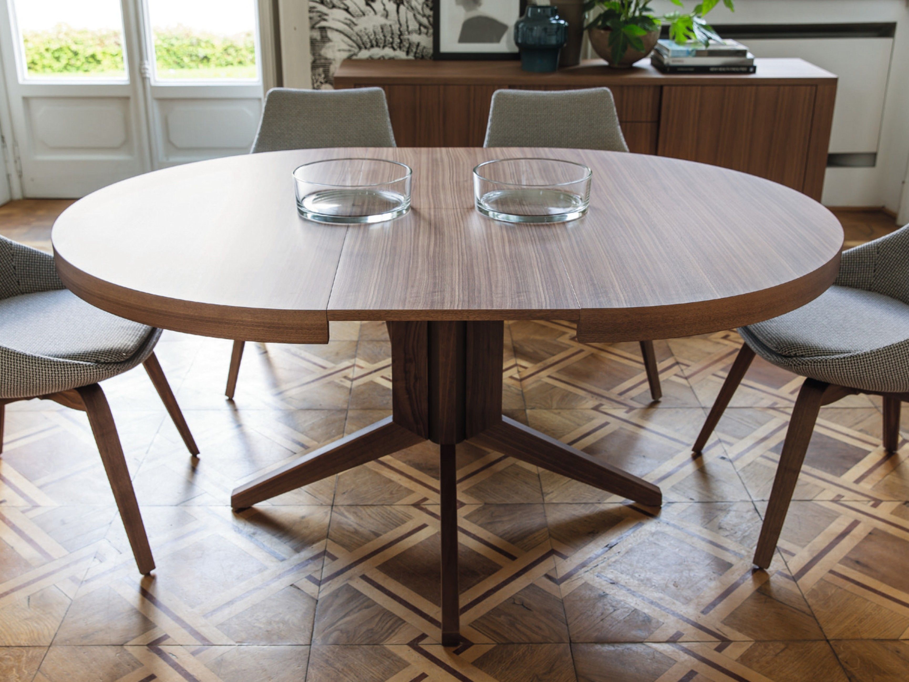 Extending round walnut table BRYANT By Porada design Opera Design