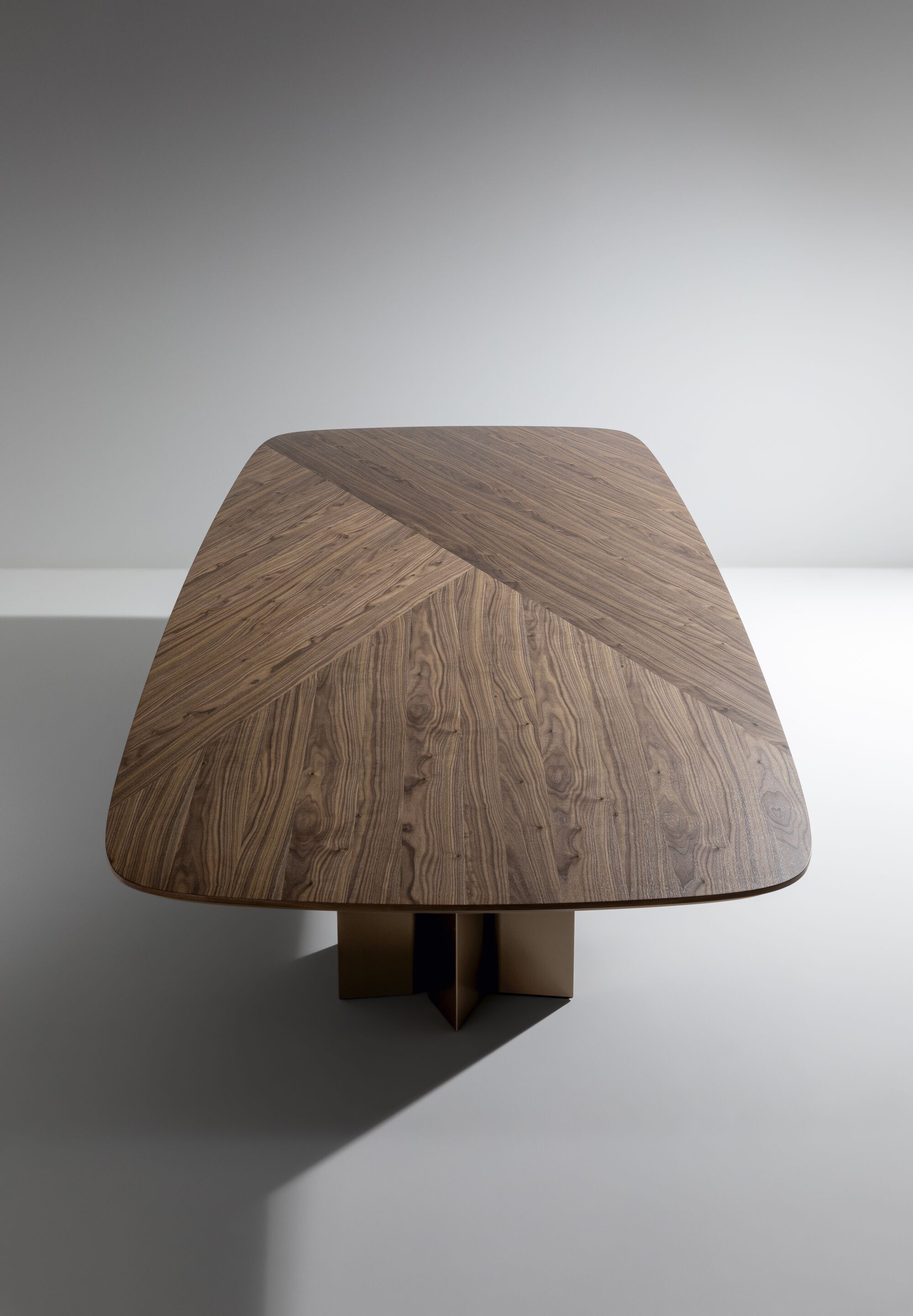 GEOMETRIC TABLE Barrel-shaped dining table By Bonaldo | design Alain Gilles