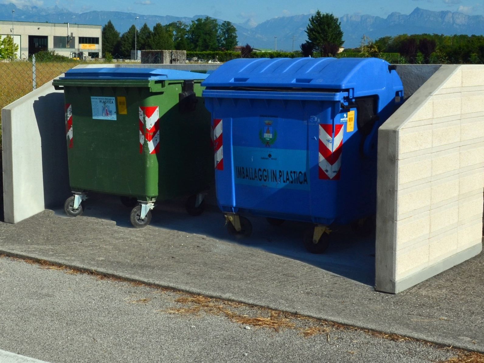 Element for perimeter enclosure Box for bins By Edil Leca