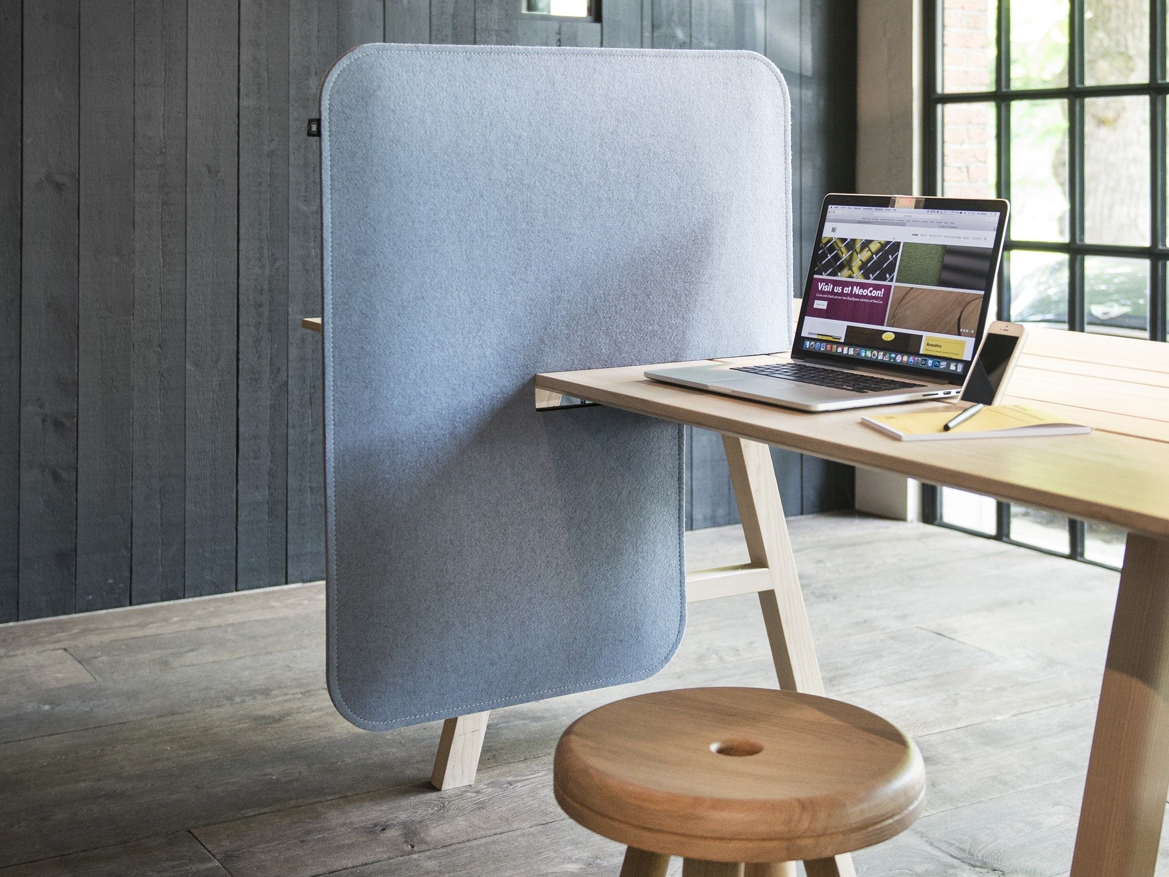 Acoustic desk divider screen BuzziDesk Split By BuzziSpace