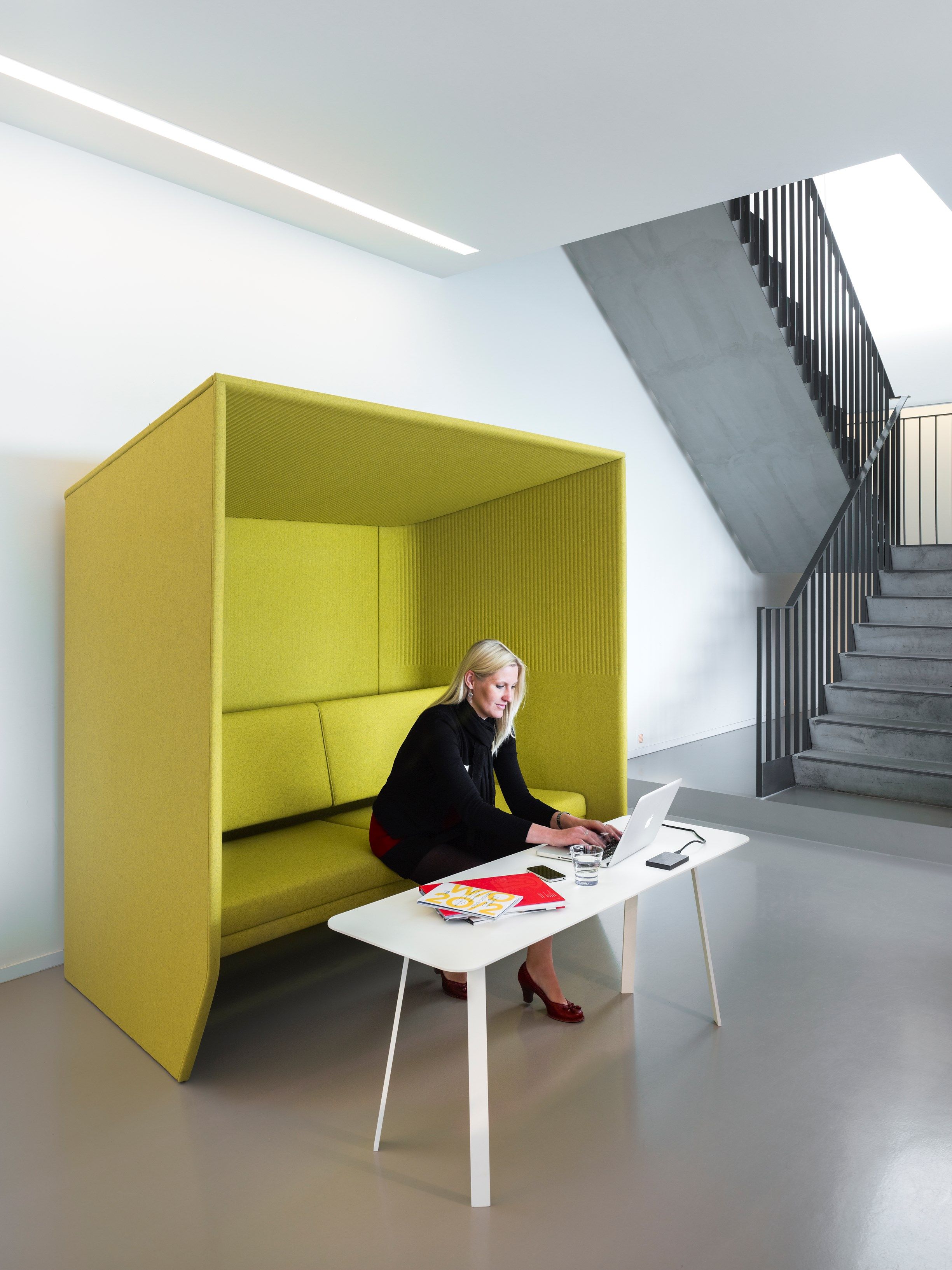 BuzziHub Table By BuzziSpace