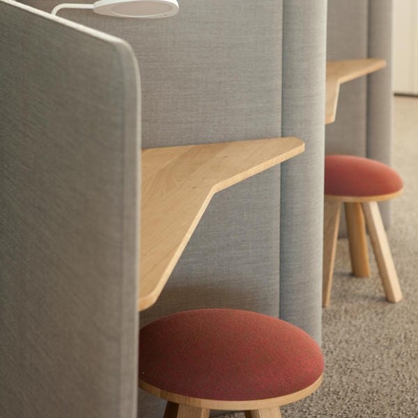 BuzziMilk Niedriger gepolsterter Hocker aus Holz By BuzziSpace