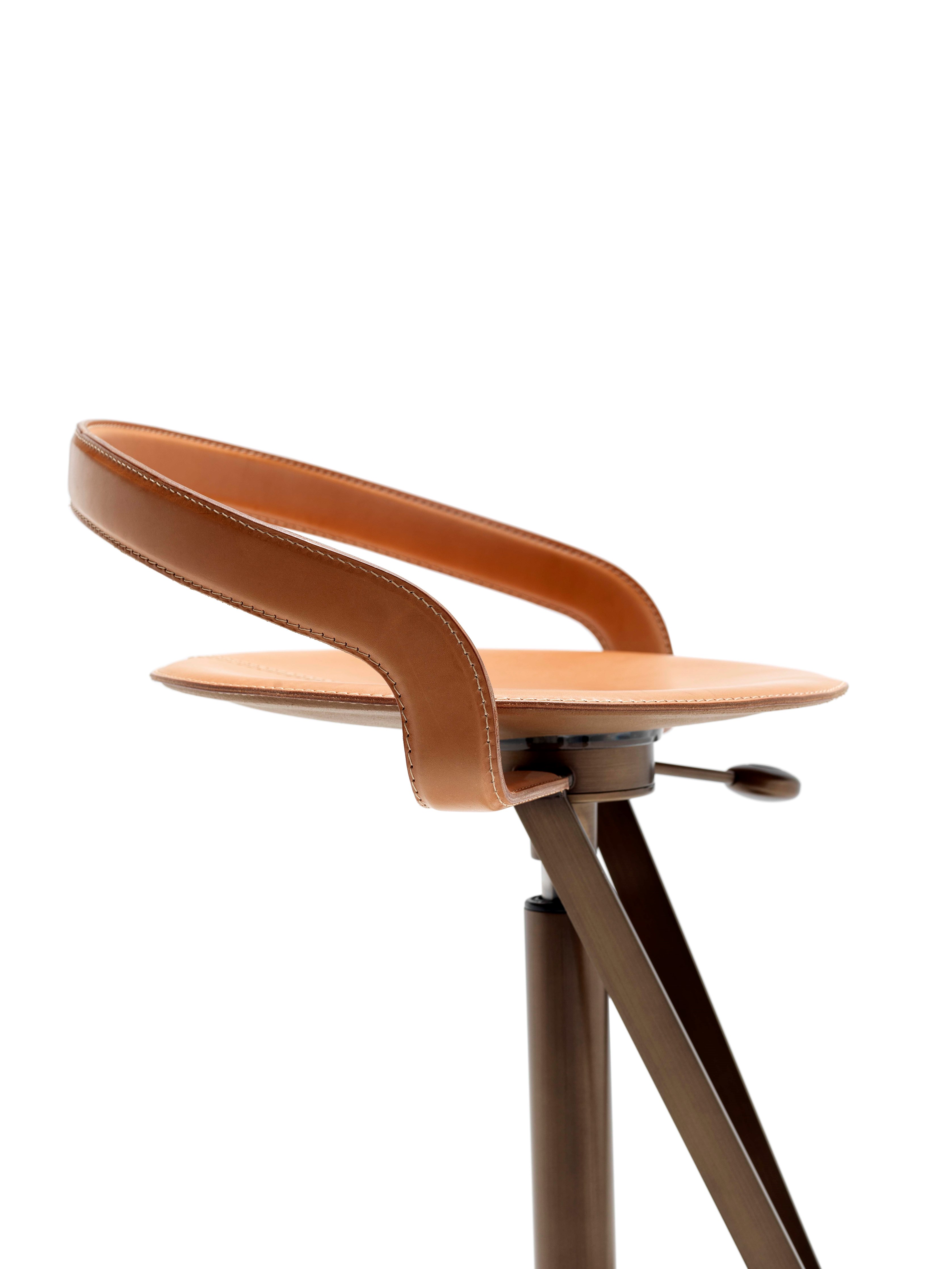 Tabouret pivotant en cuir tannée avec vérin à gaz CAYMAN BAR By fasem ...