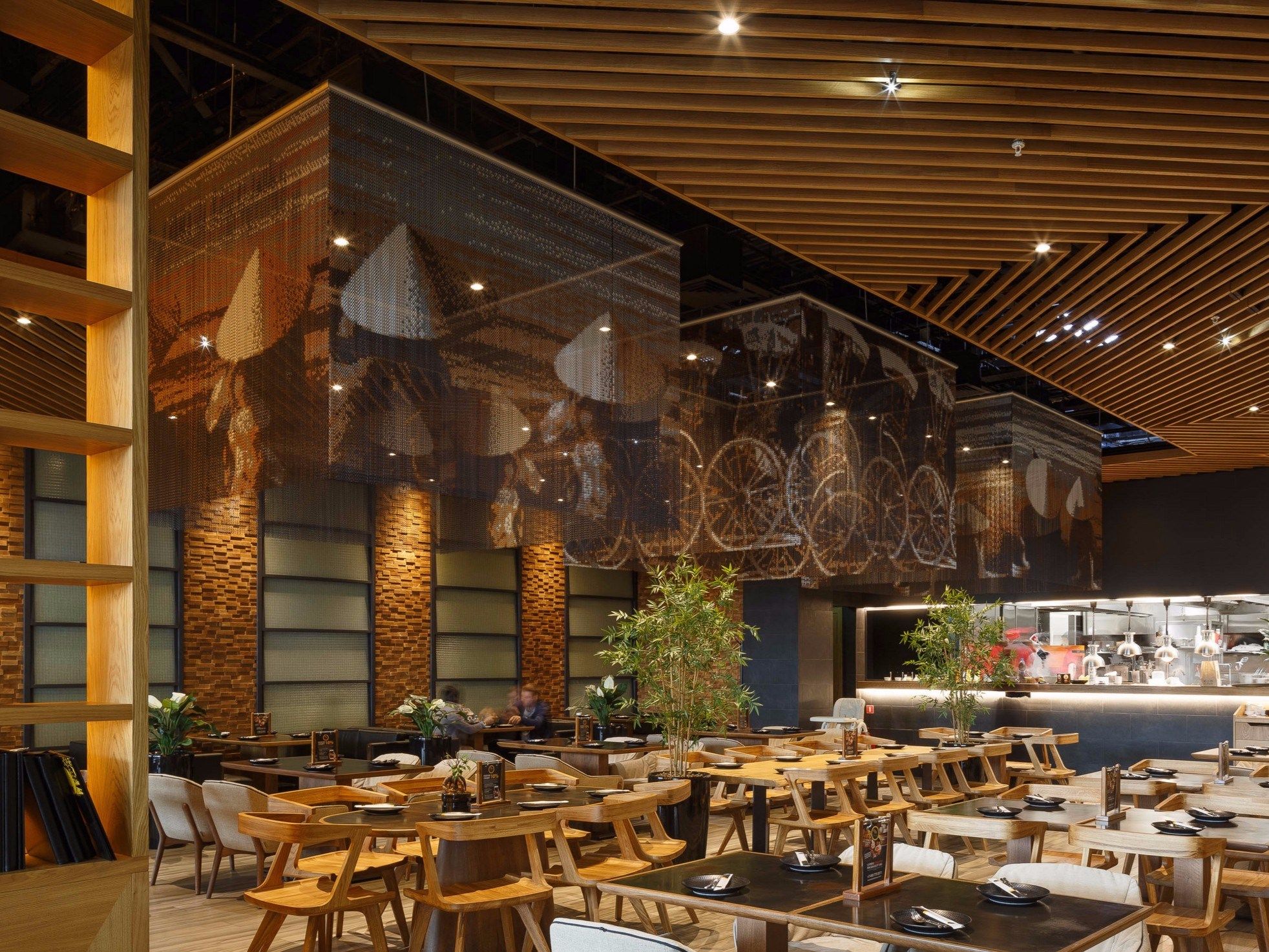 CEILING CONCENTRIC SQUARE Aluminium chain curtain By Kriskadecor