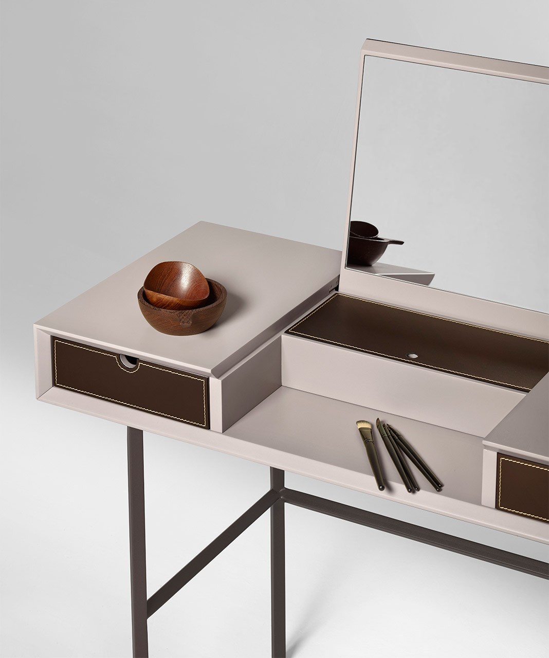 CHAPEAU | Dressing table By ALIVAR design Radice & Orlandini design studio