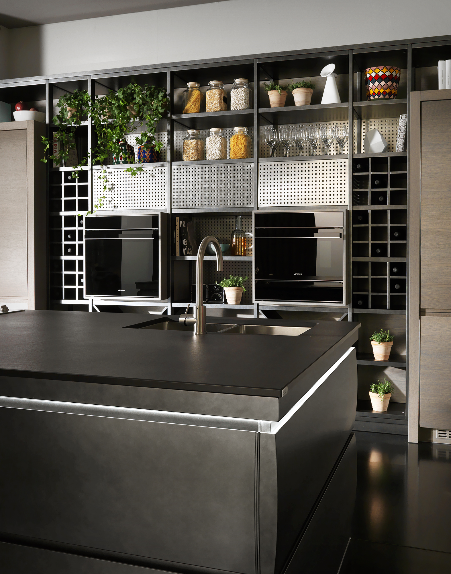 CHRONOS Wooden kitchen with peninsula By L'Ottocento