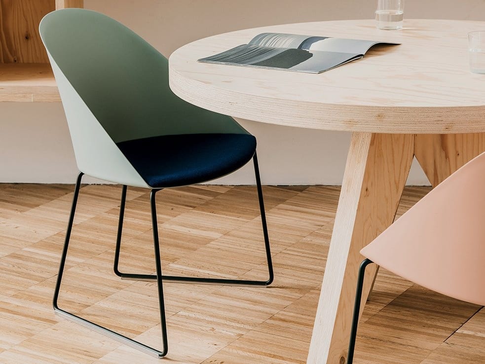 CILA Sled base chair with integrated cushion By Arper | design Lievore Altherr
