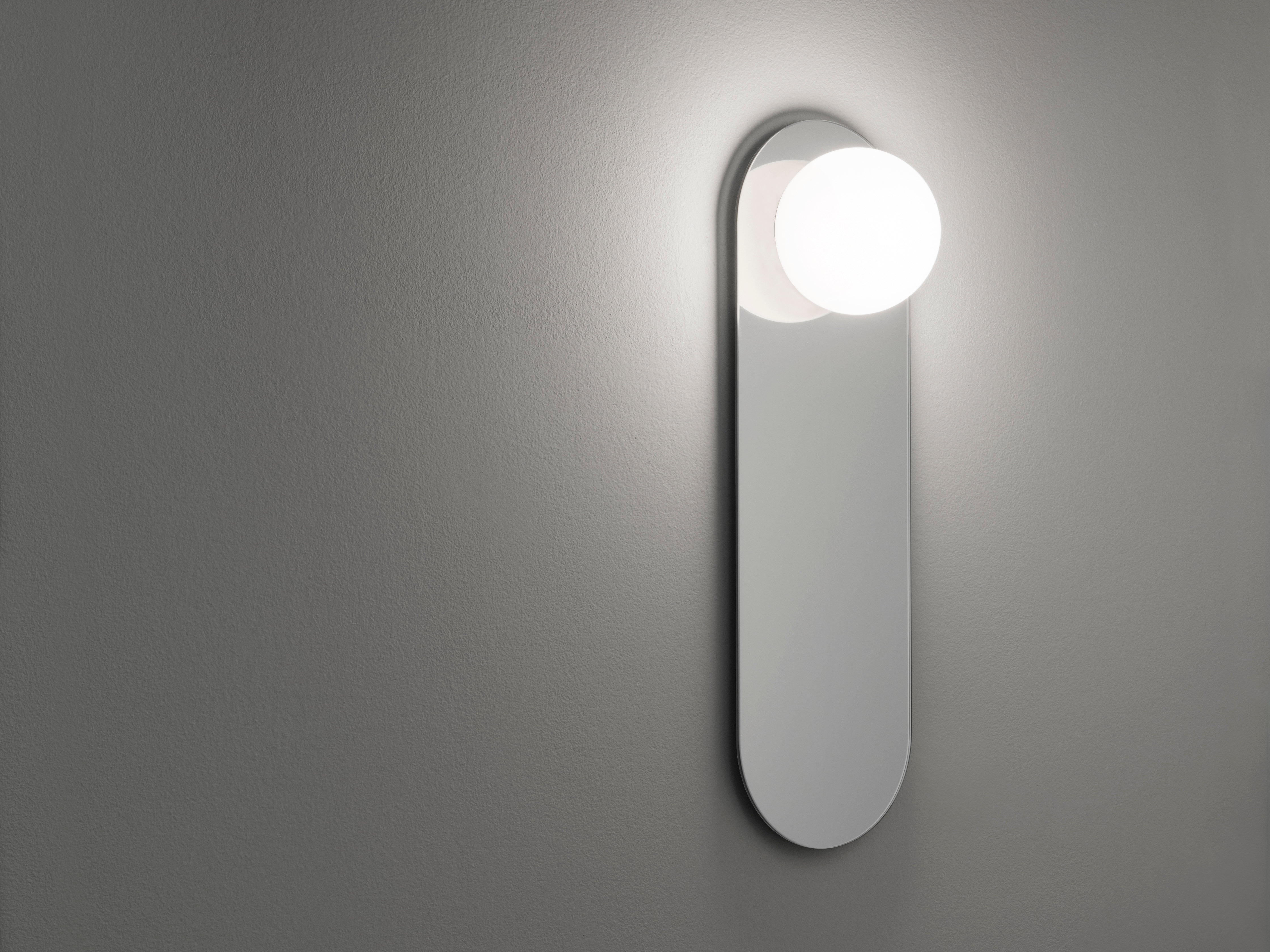 CIRC Oval wall-mounted mirror with integrated lighting By Estiluz