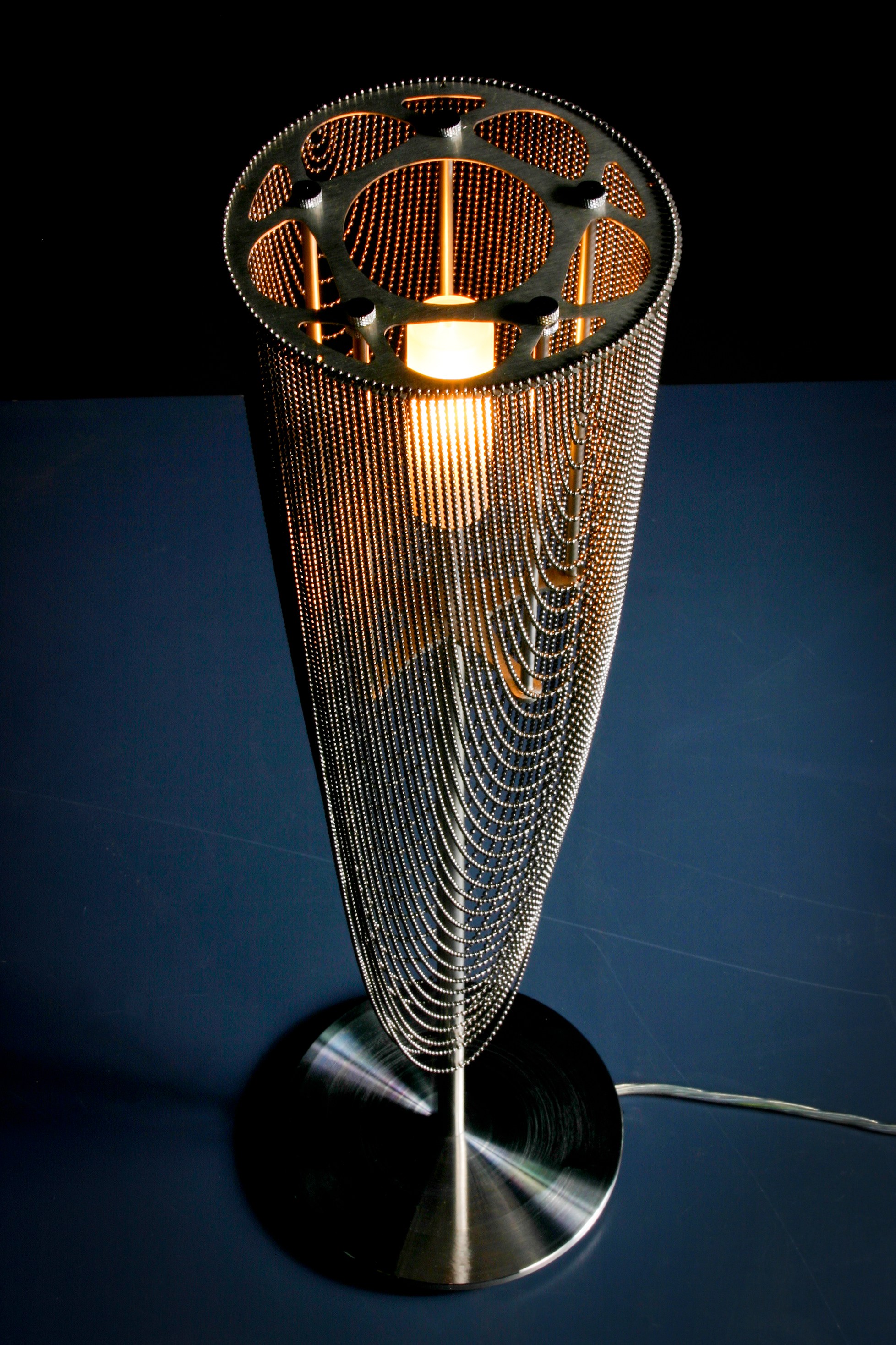 CIRCULAR POD | Table lamp By Willowlamp design Adam Hoets