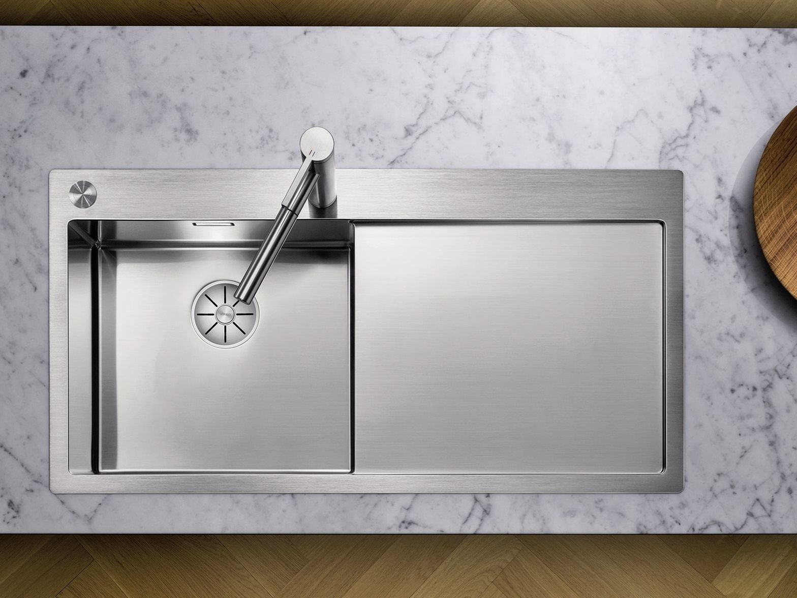 Contemporary style single built-in stainless steel sink with drainer ...