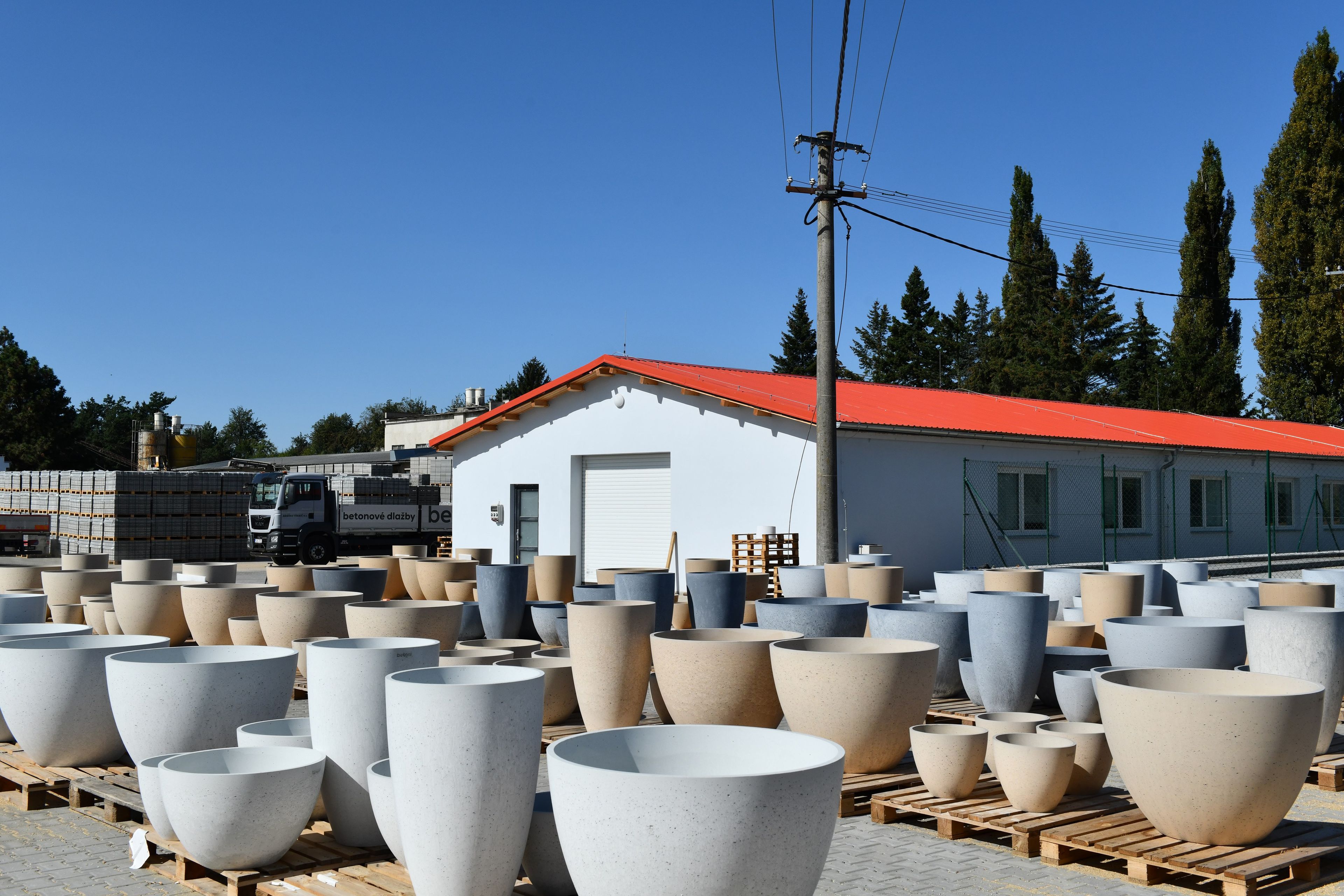 CLASSIC L garden vase By Betoni