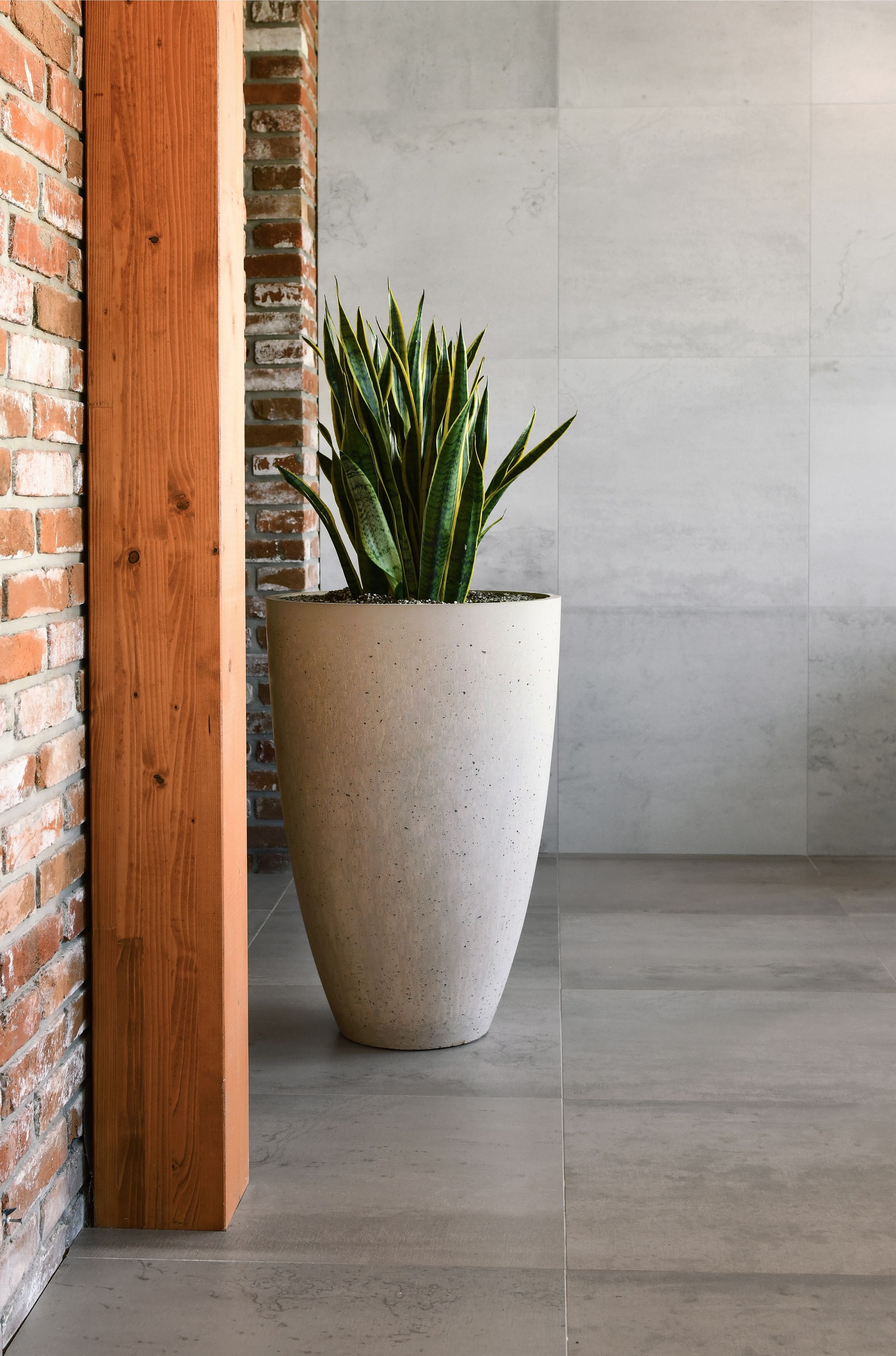 CLASSIC L garden vase By Betoni