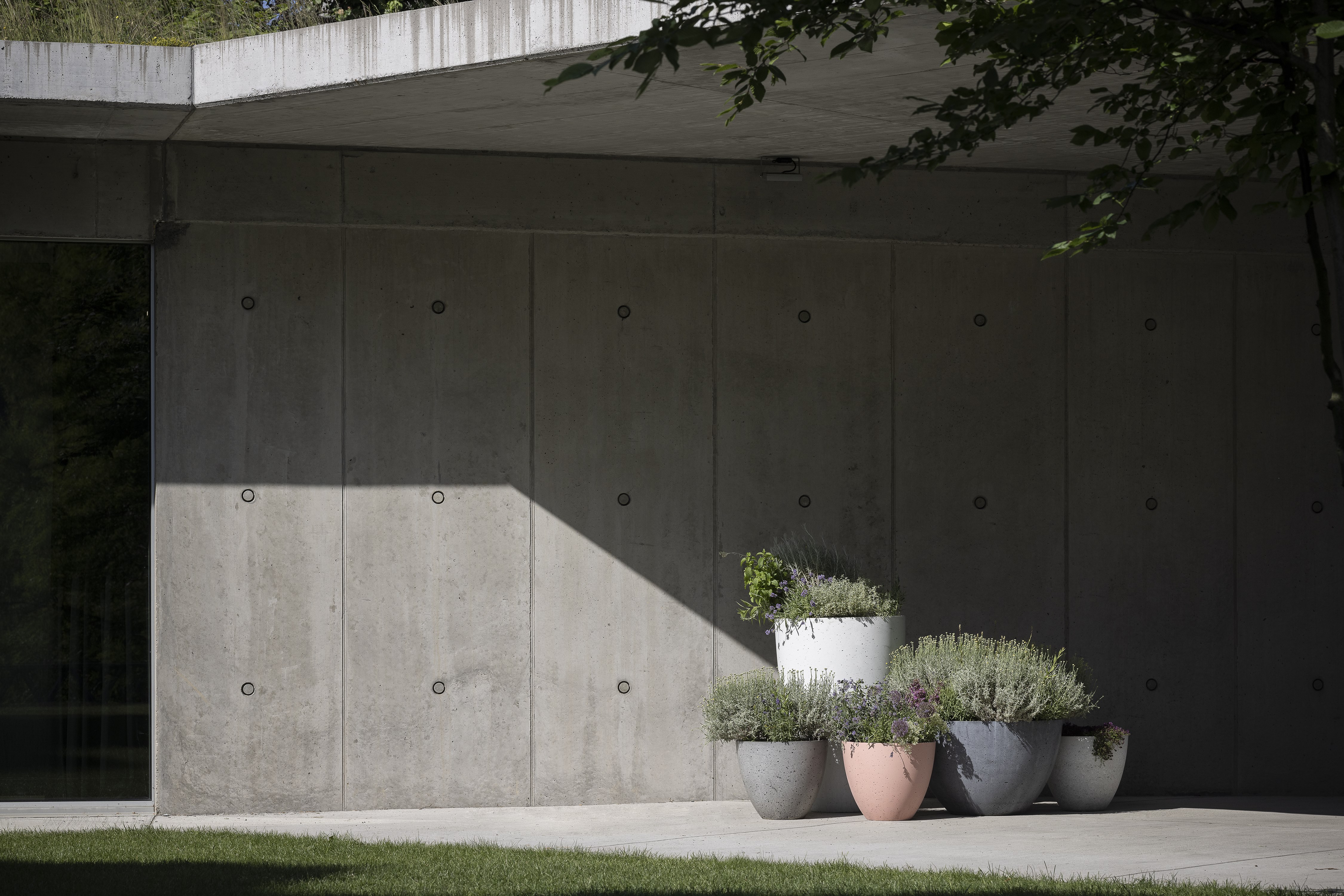 CLASSIC L garden vase By Betoni