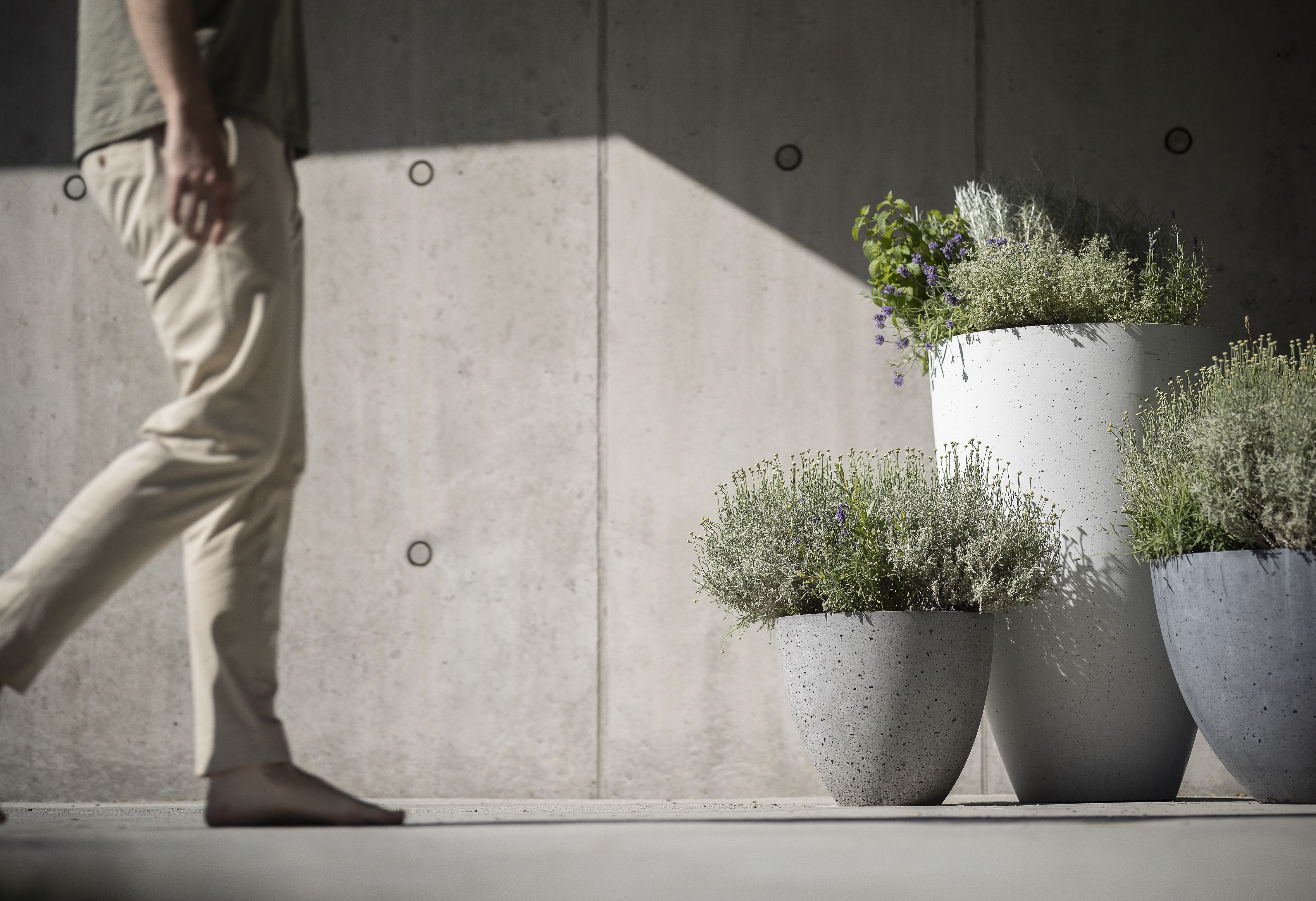 CLASSIC L garden vase By Betoni