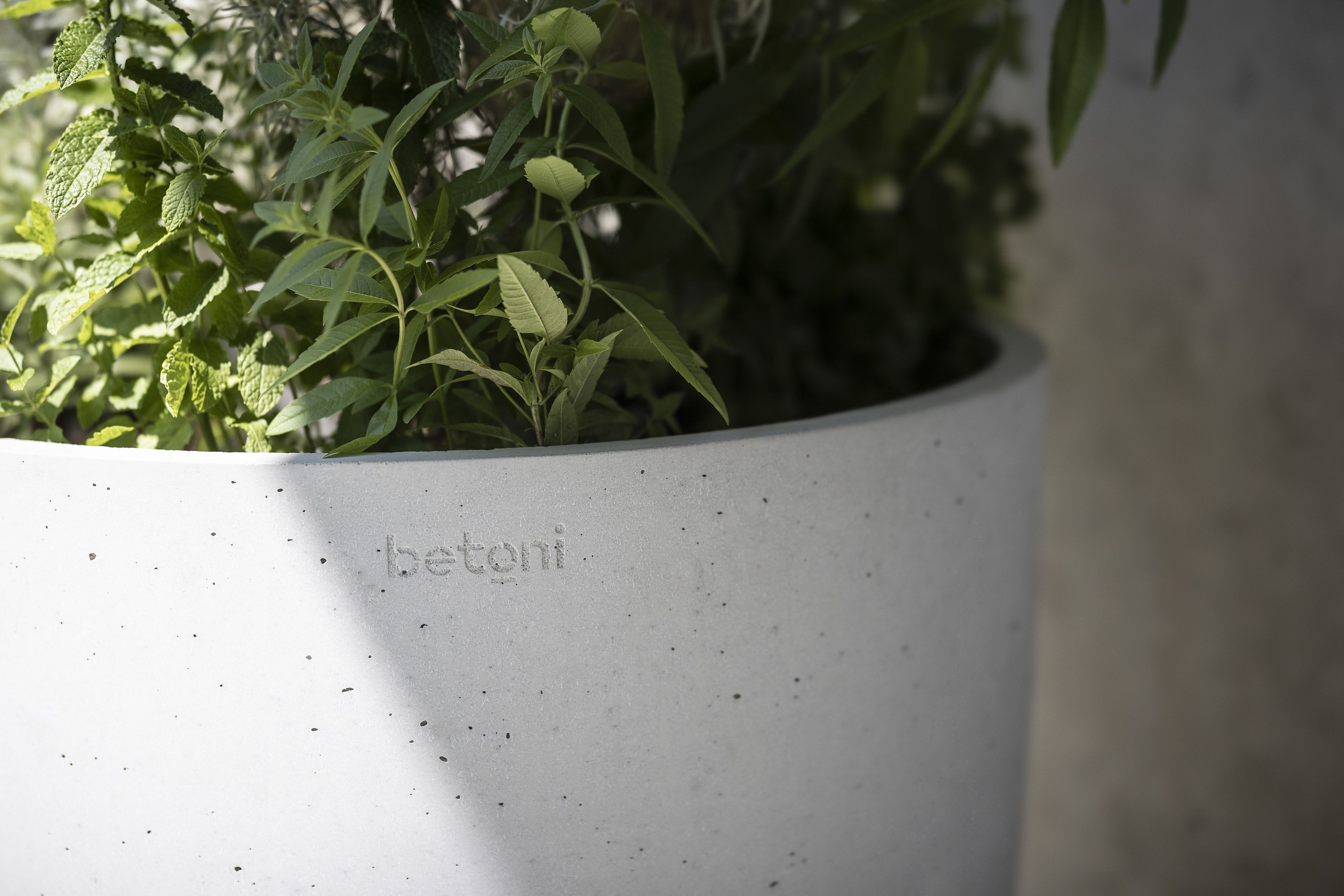 CLASSIC L garden vase By Betoni