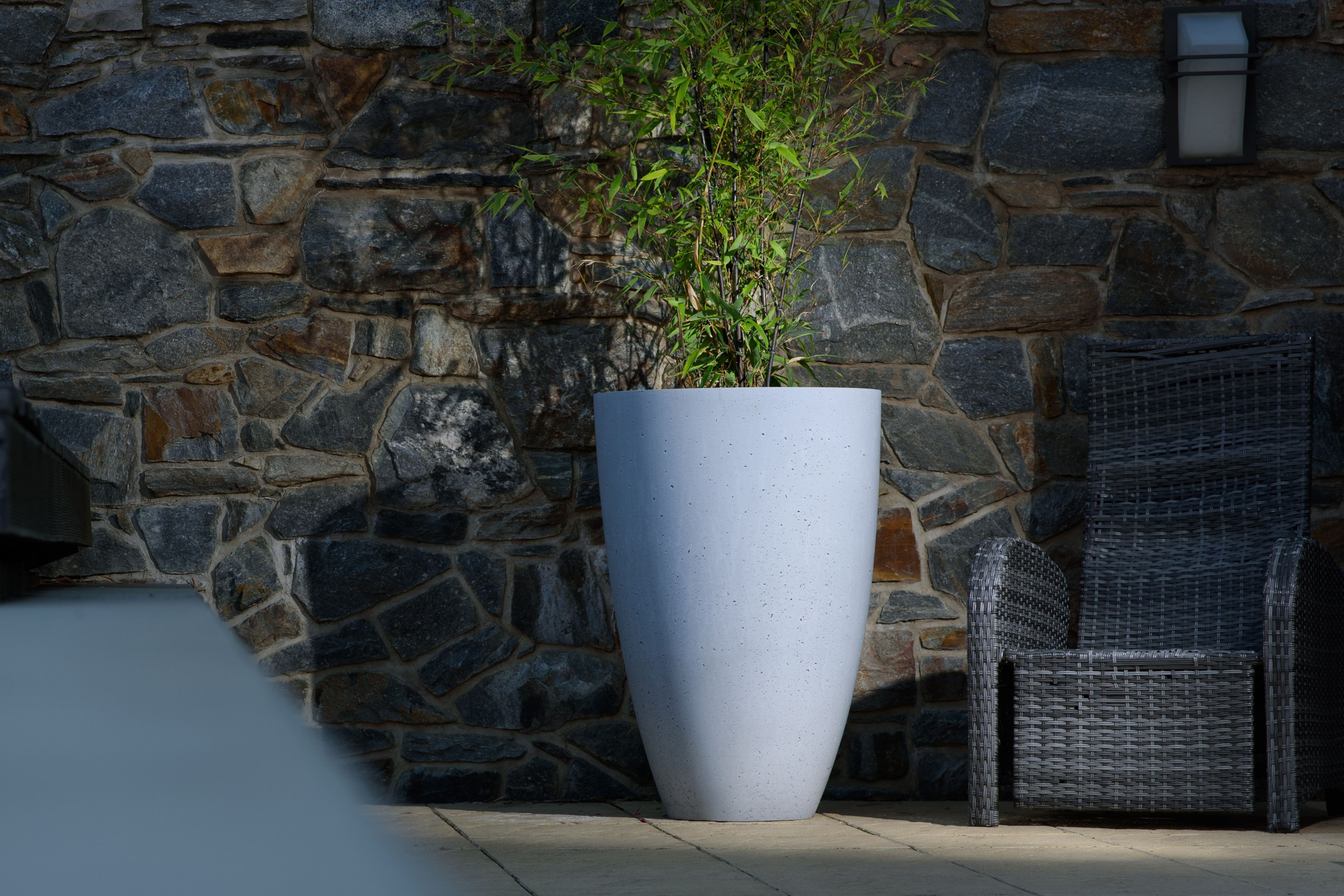 CLASSIC L garden vase By Betoni