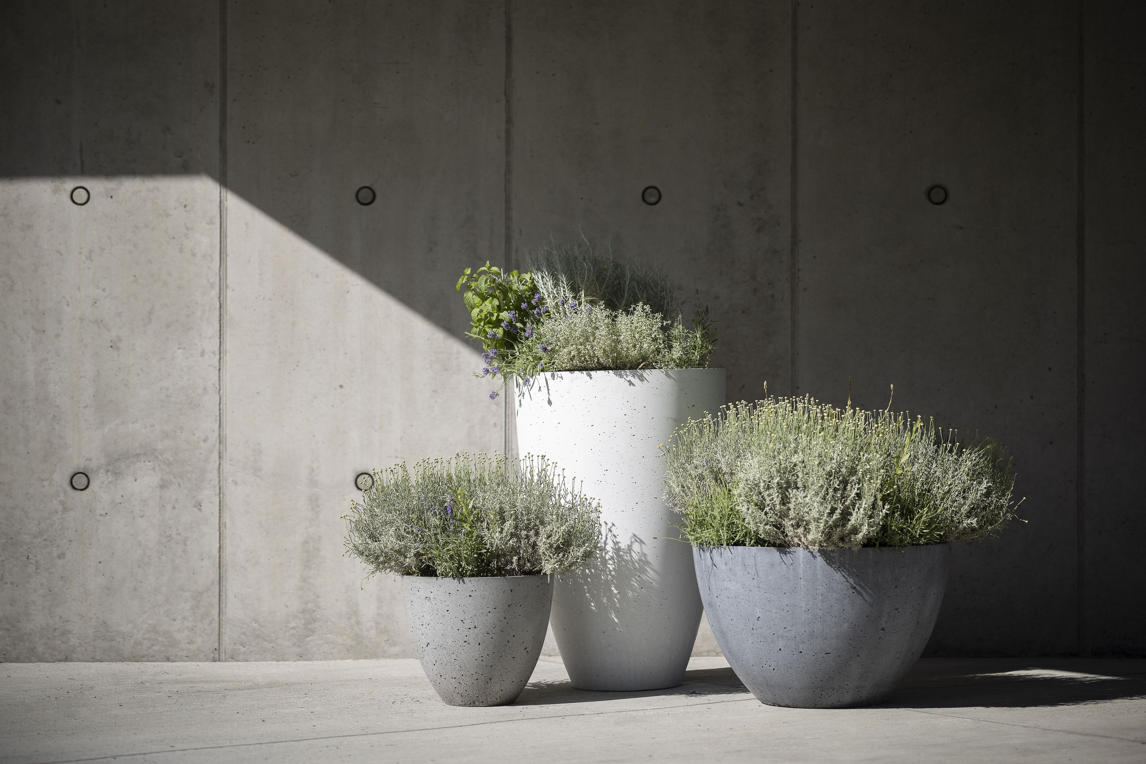 CLASSIC L garden vase By Betoni