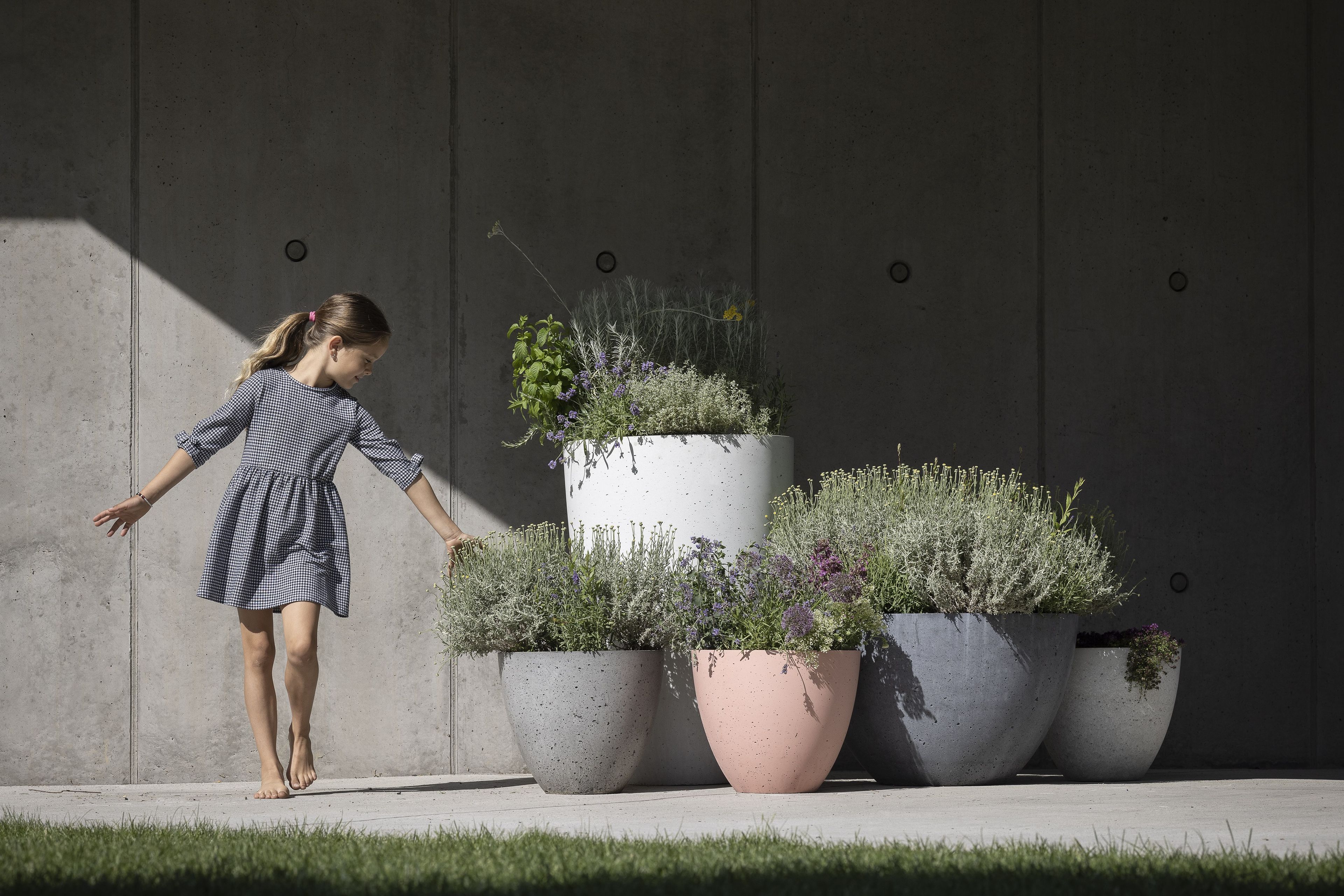 CLASSIC L garden vase By Betoni