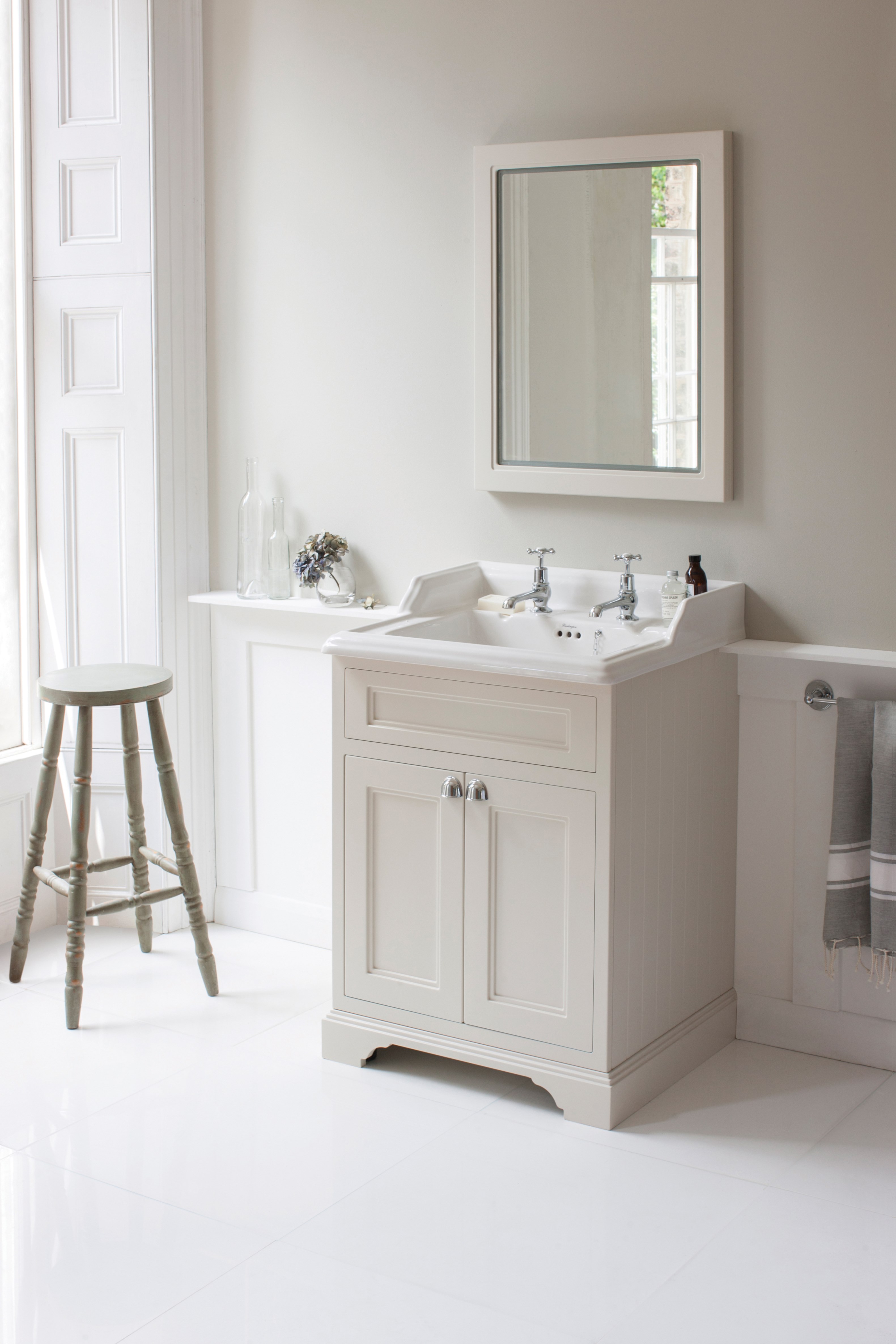 CLASSIC | Vanity unit with doors By Burlington Bathrooms