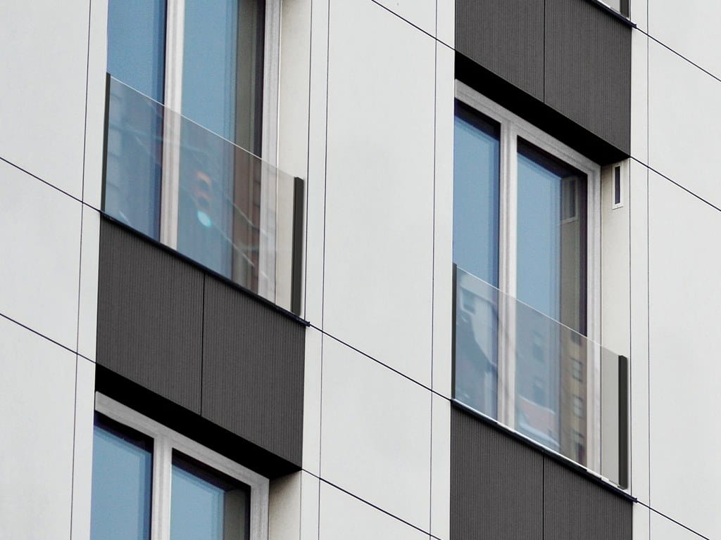 Parapetto in vetro per finestre e balconi CLEAR VISTA - IAM DESIGN ...