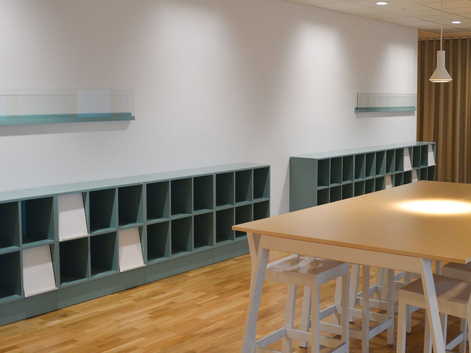 Open low laminate office shelving COMBILINE KOMBI SHELF By TreCe