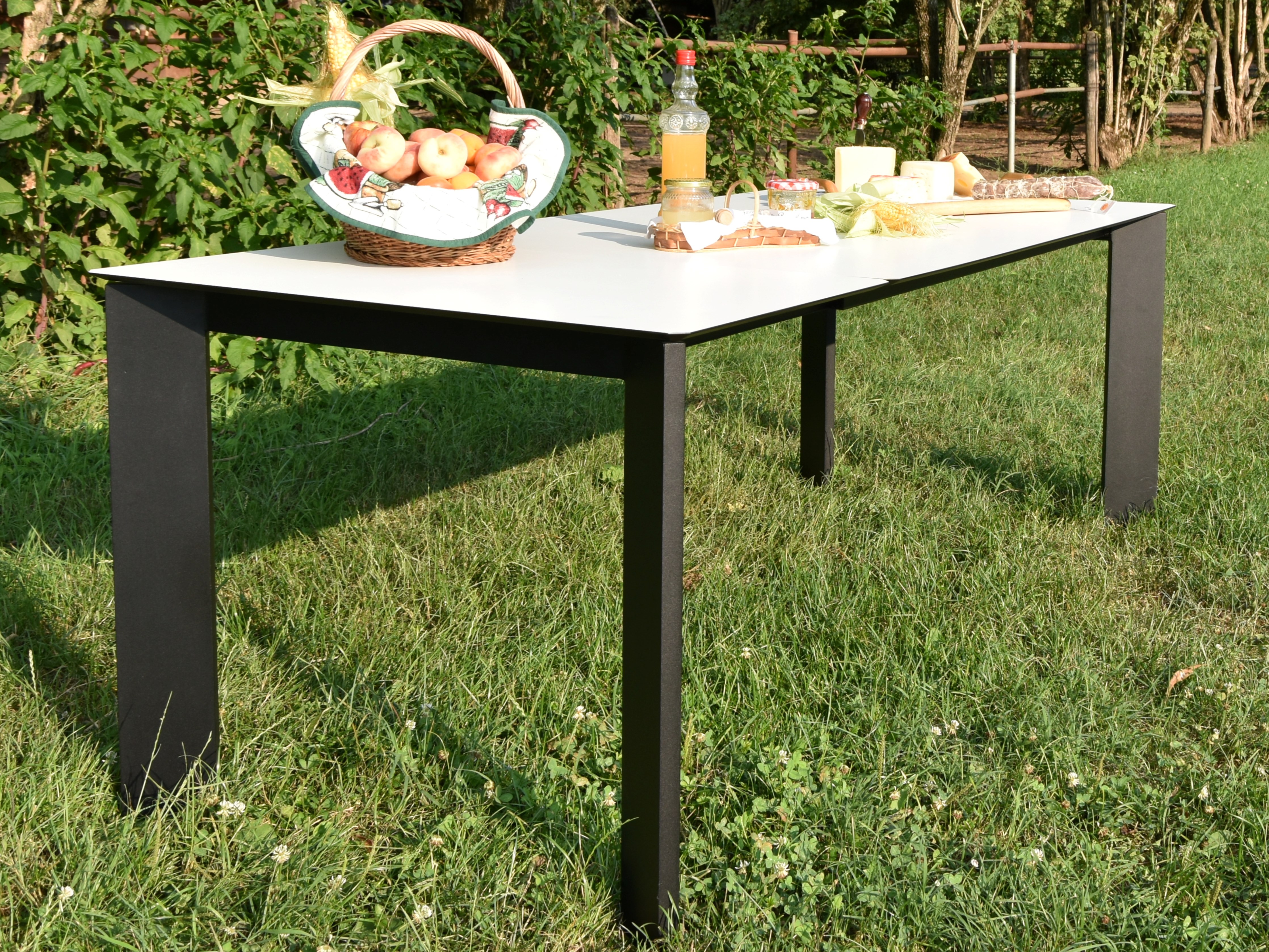 Extending aluminium and HPL garden table COMFORTABLE By Rever