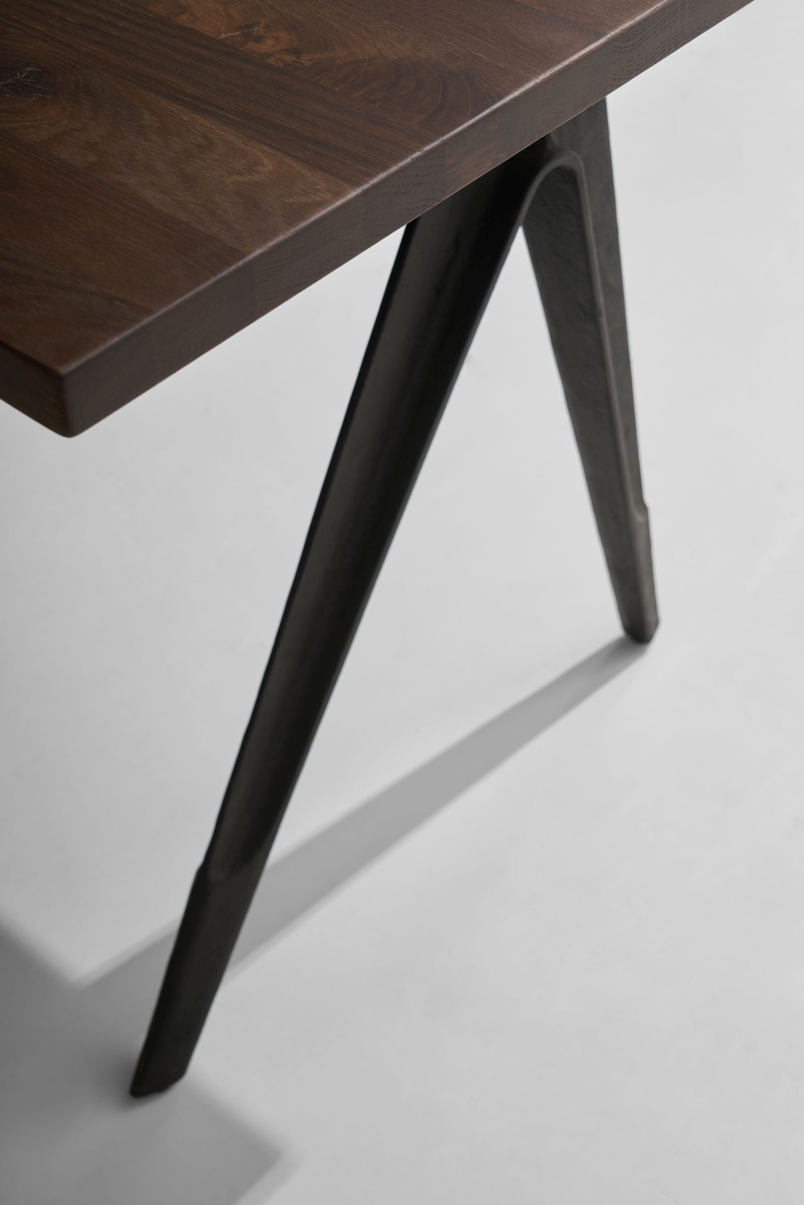 COMPASS | Writing desk with drawers By District Eight