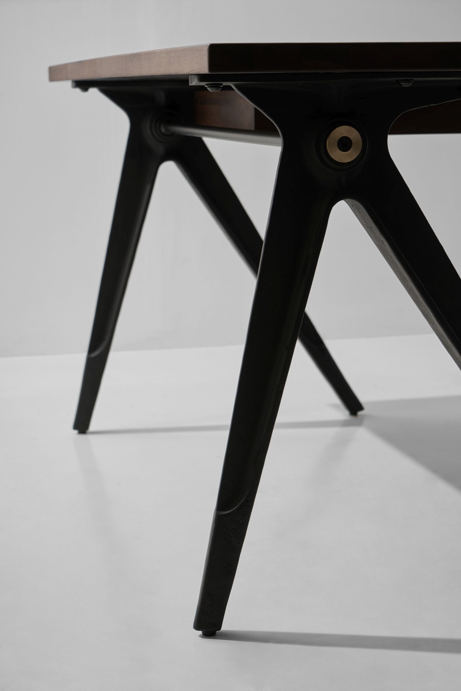 COMPASS | Writing desk with drawers By District Eight