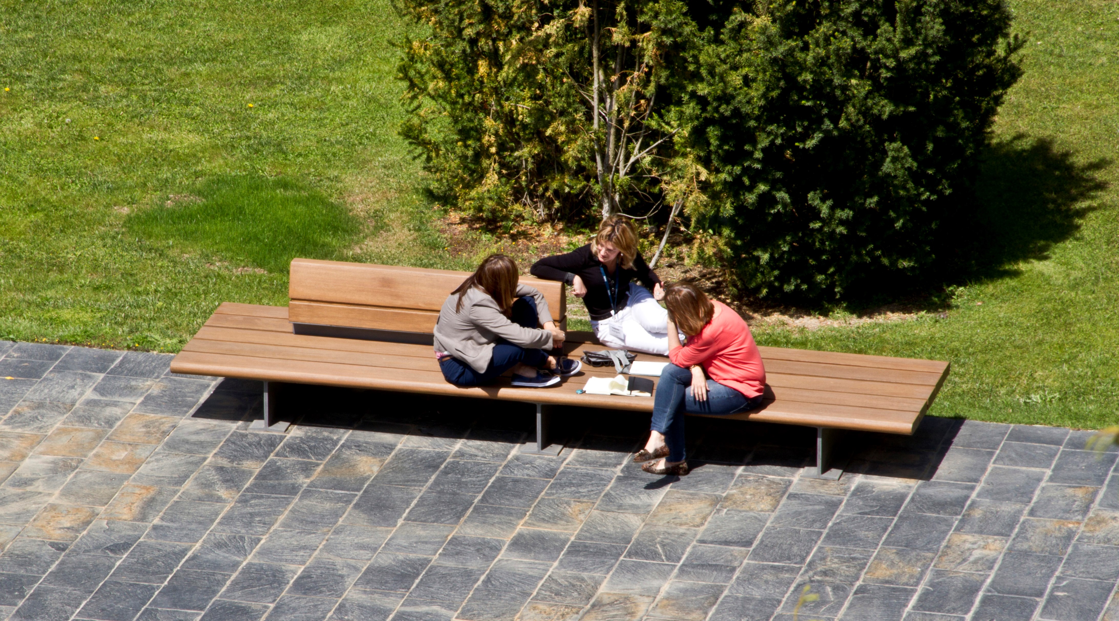 Steel bench painted with solid Iroko wood slats COMUNITARIO By ...