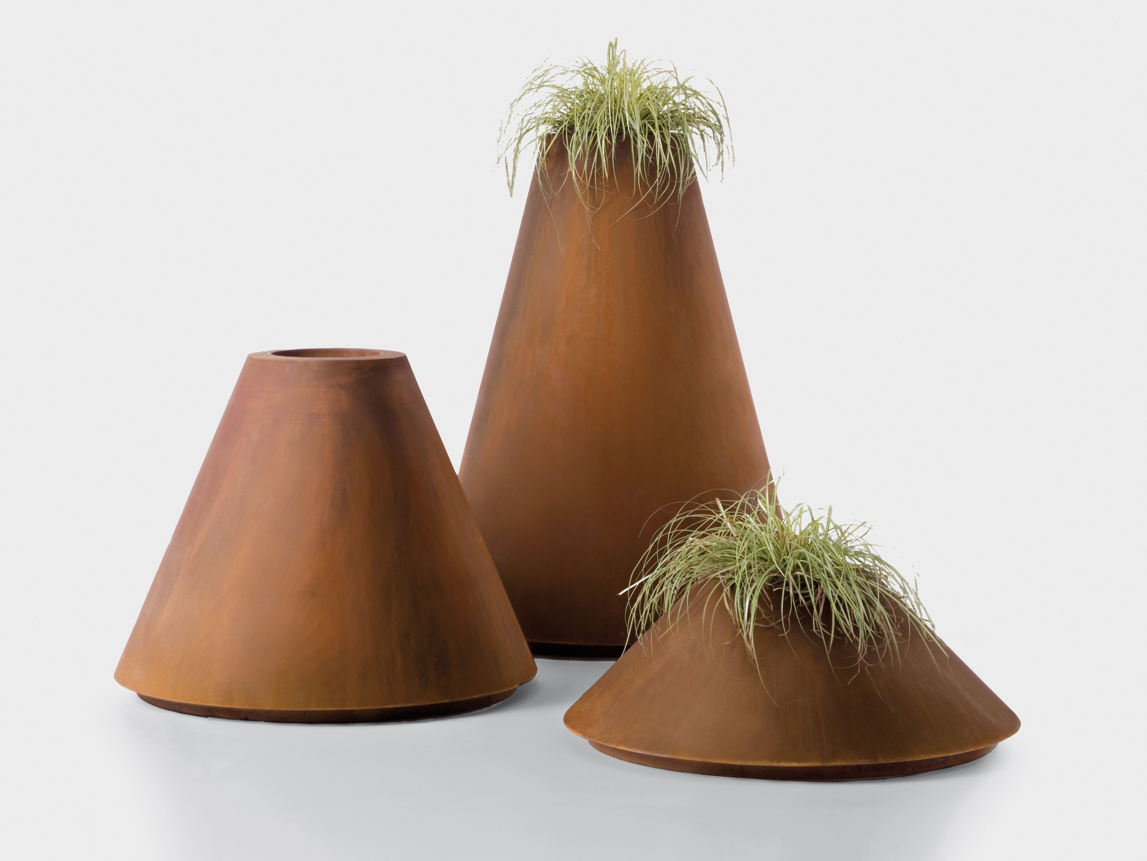 CONIQUE Metal plant pot By DE CASTELLI