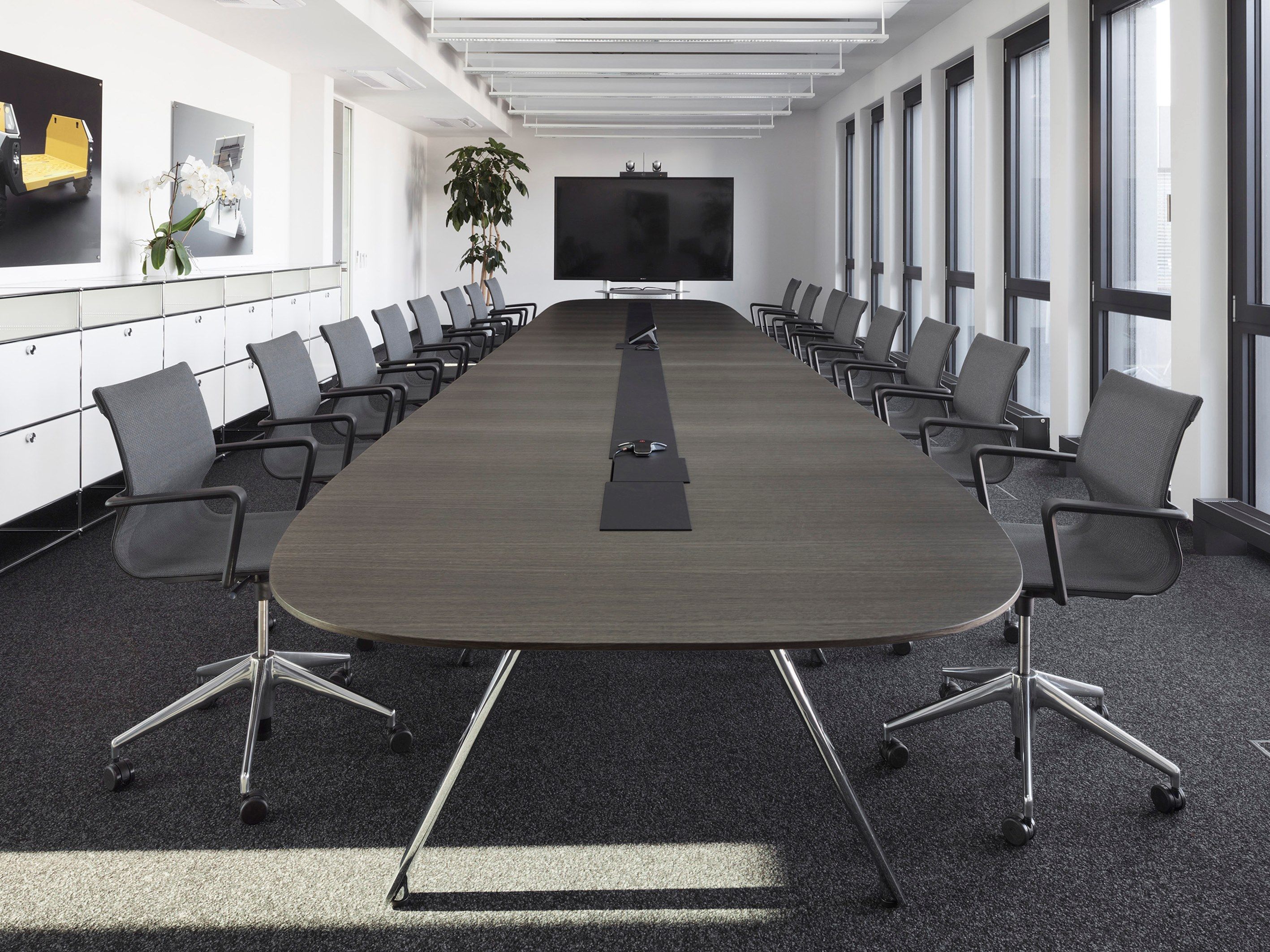 CONVO Meeting table with cable management By RENZ | design Jehs+Laub