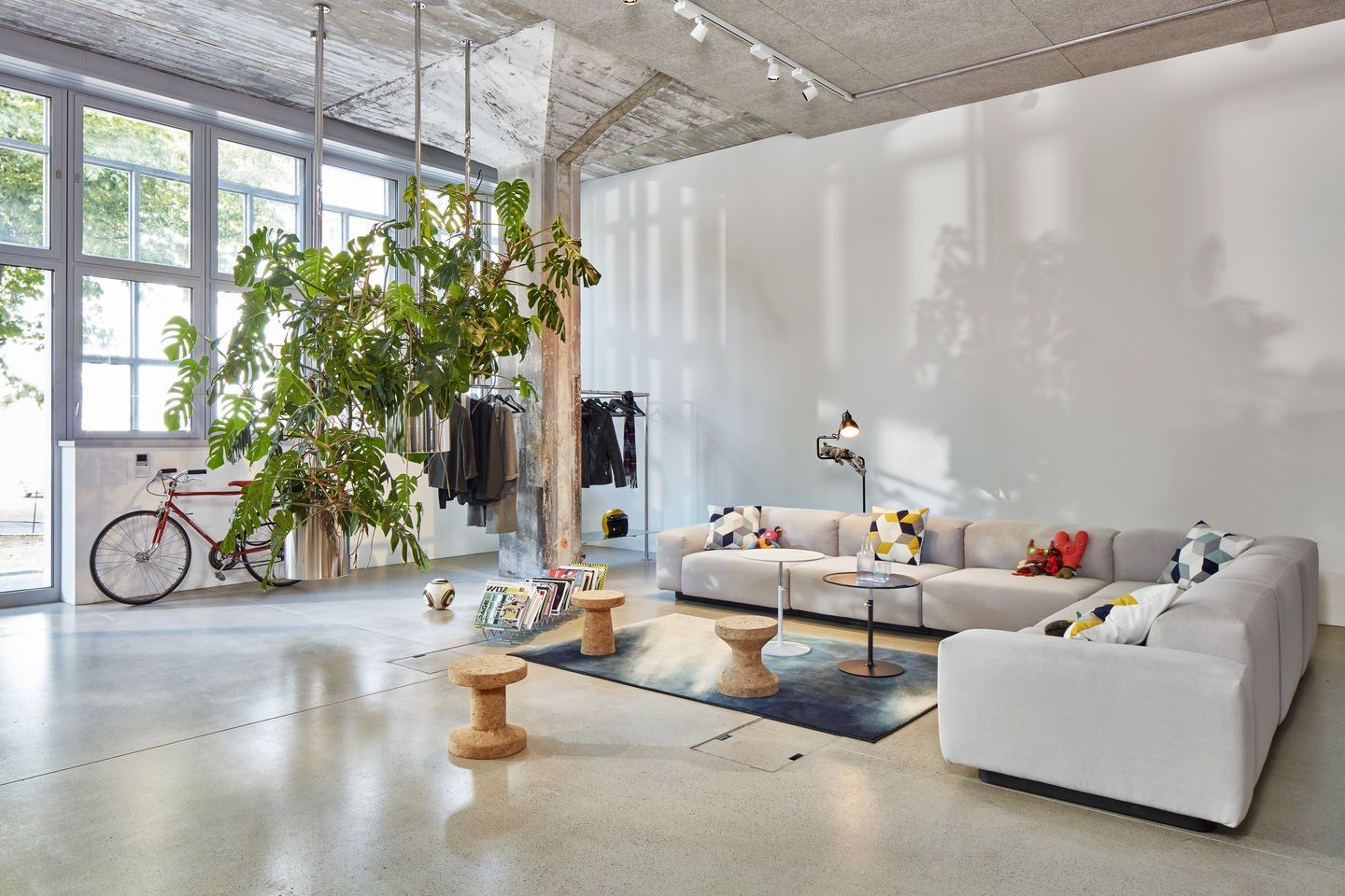 CORK FAMILY Cork stool / coffee table By Vitra | design Jasper Morrison